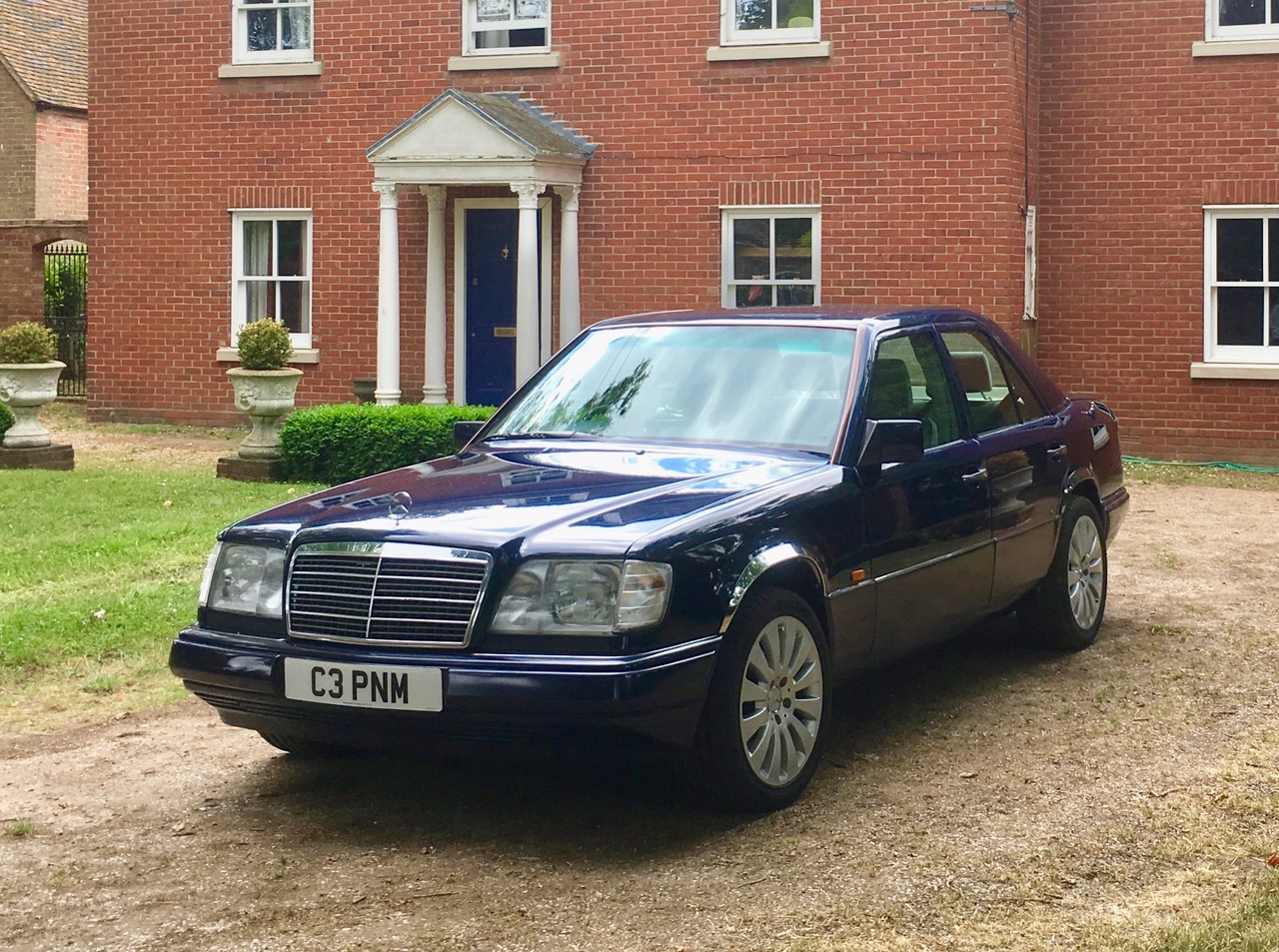 Lot 355 - 1995 Mercedes-Benz E 220