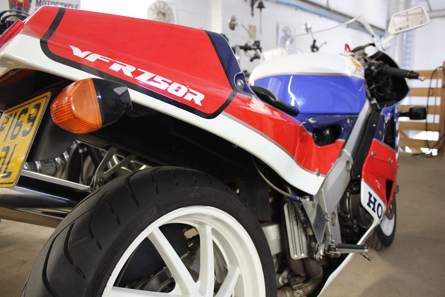 Lot 15 - 1988 Honda VFR750R RC30