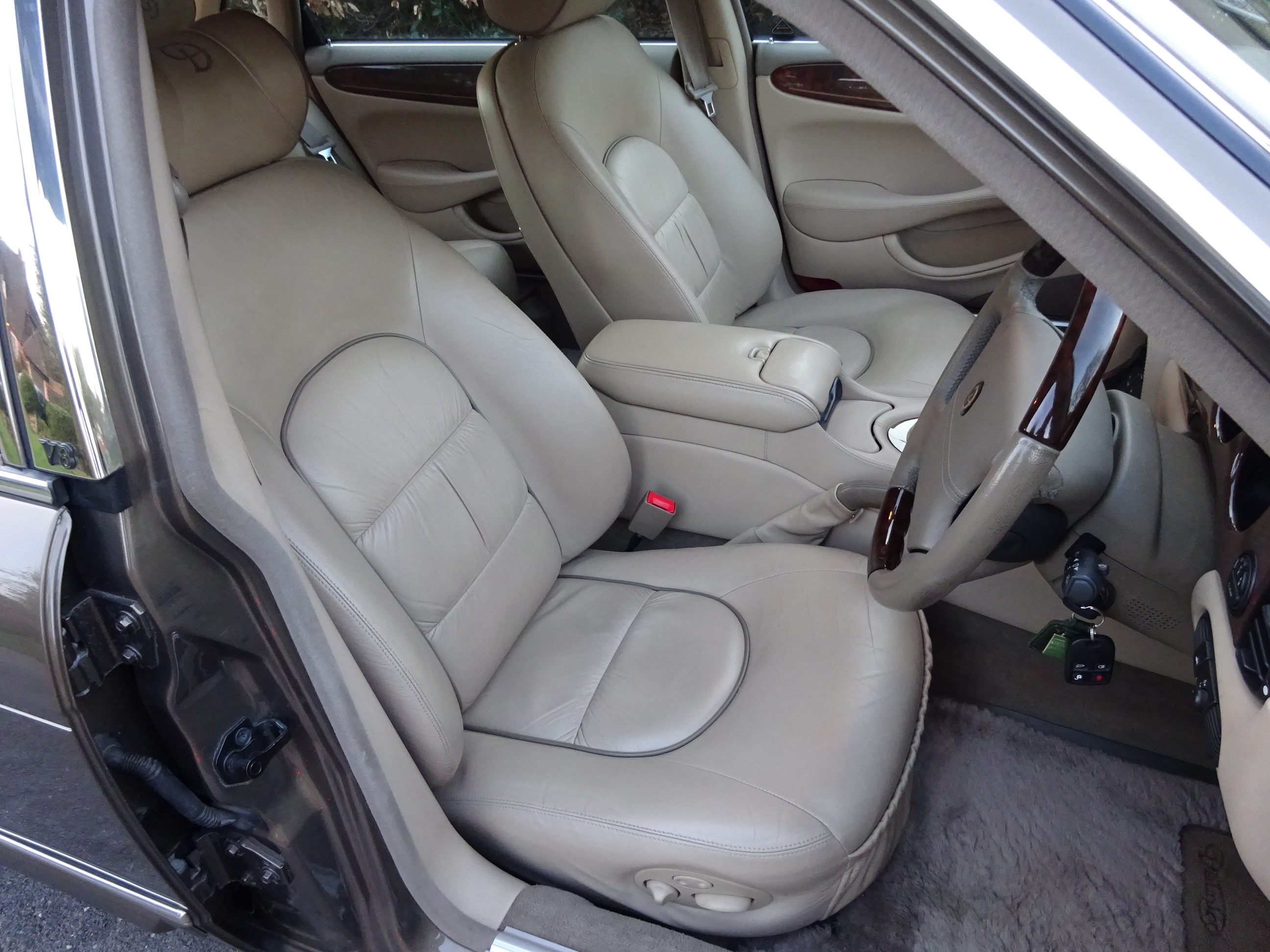 Lot 44 - 2001 Daimler V8 4 Litre Long Wheelbase