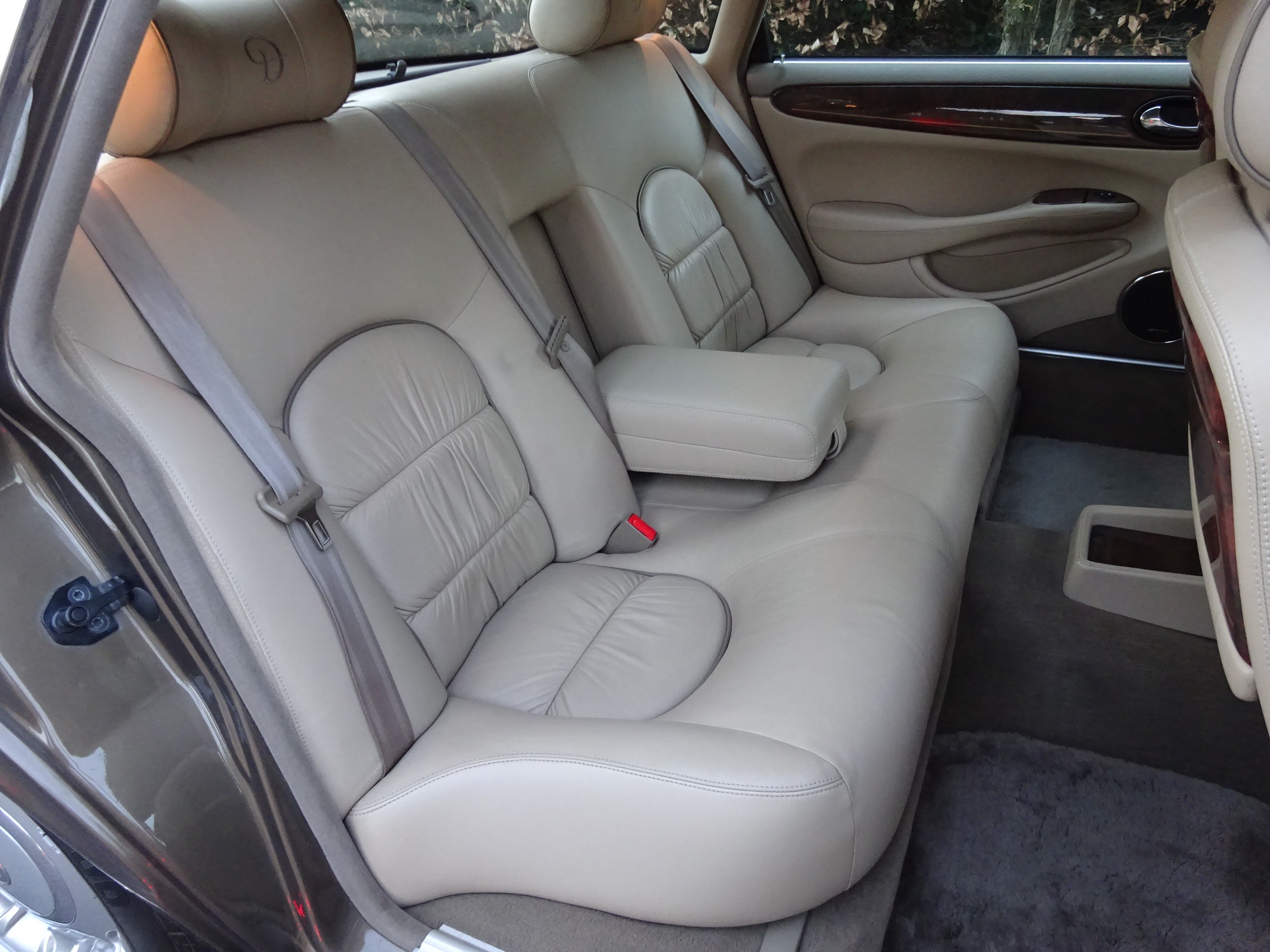 Lot 44 - 2001 Daimler V8 4 Litre Long Wheelbase