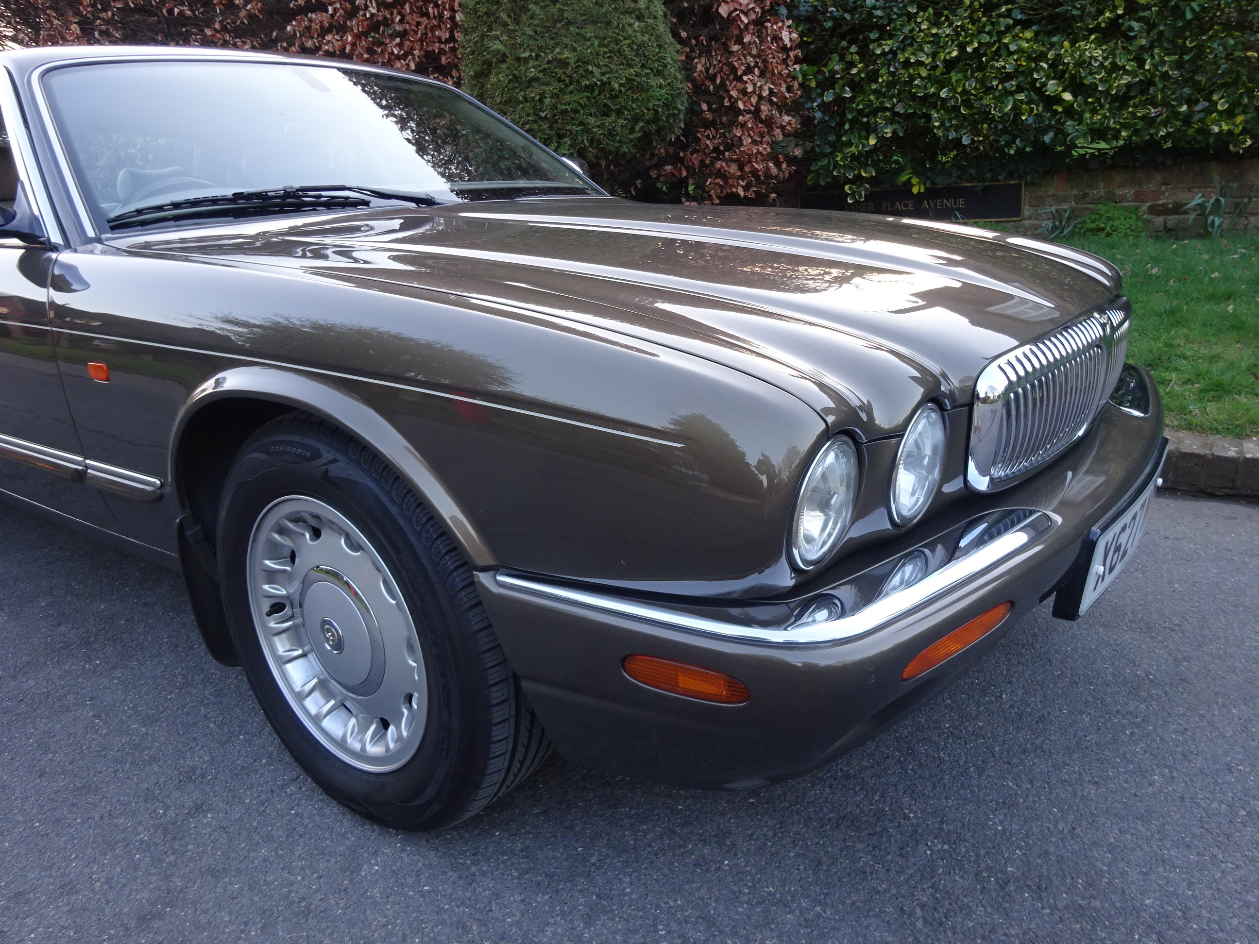 Lot 44 - 2001 Daimler V8 4 Litre Long Wheelbase