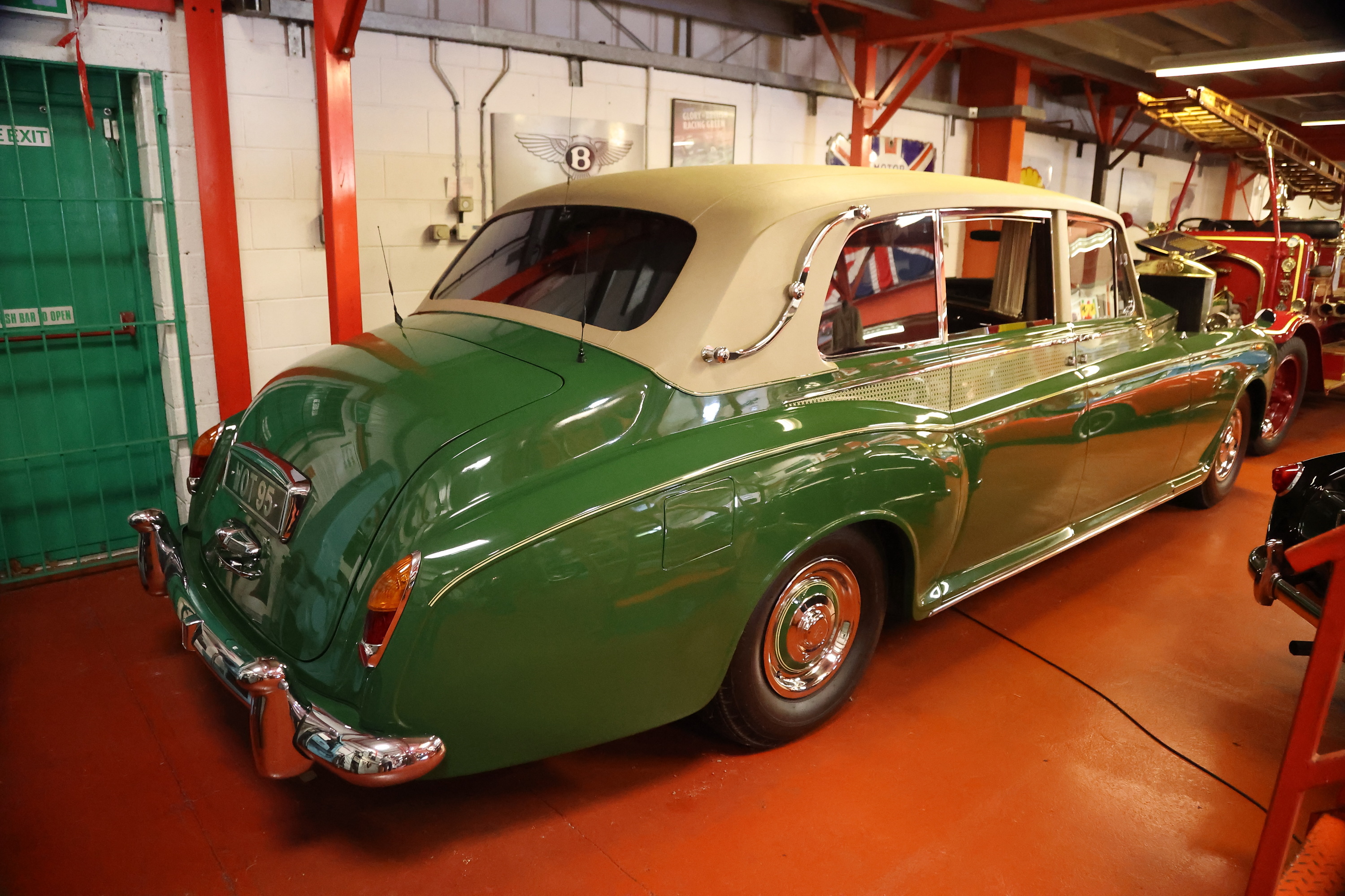 Lot 347 - 1969 Rolls-Royce Phantom VI