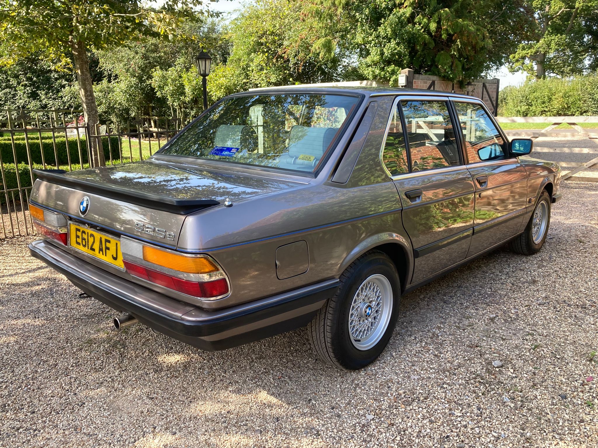 Lot 355 - 1988 BMW 525e Lux Automatic