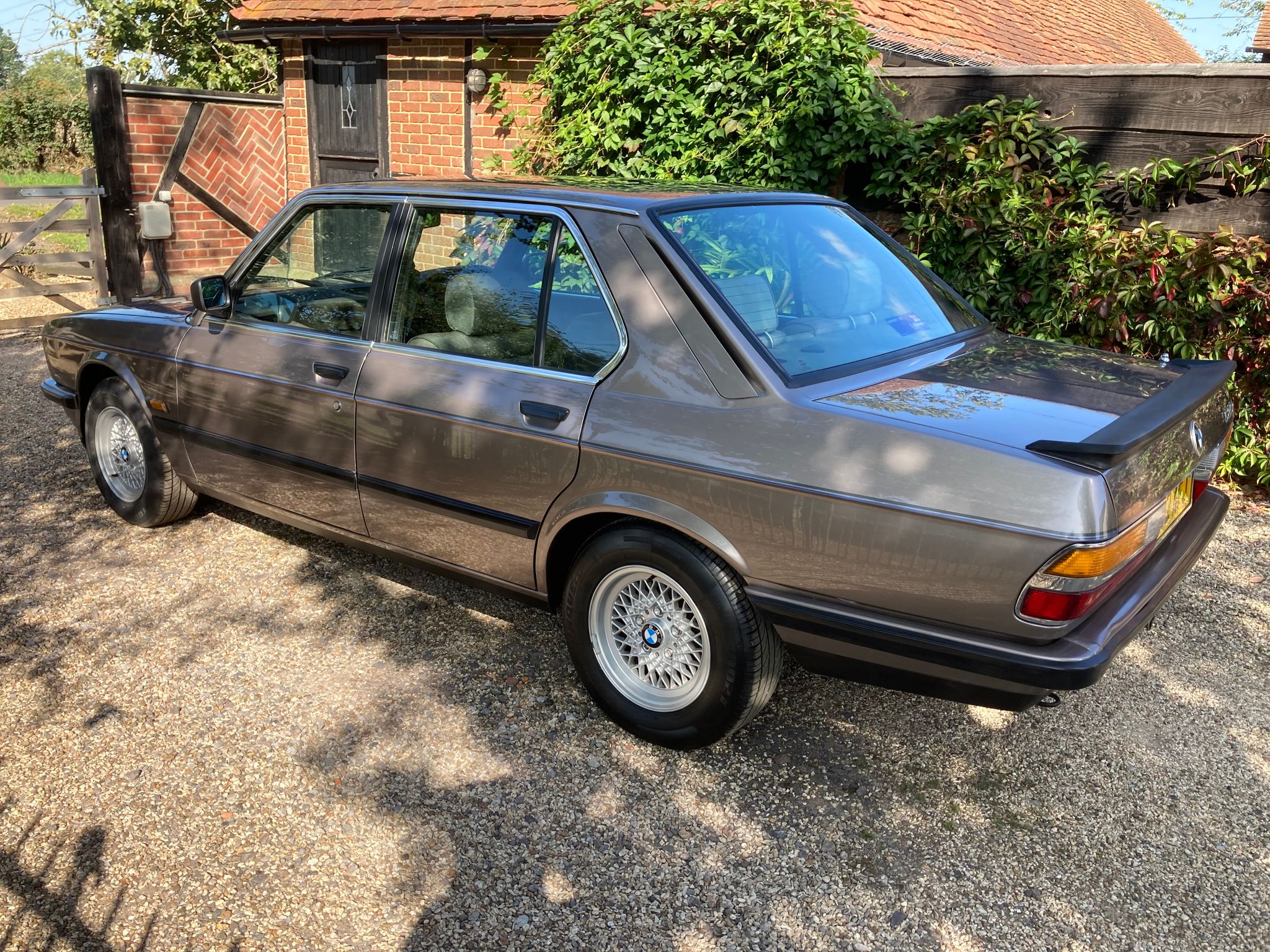 Lot 355 - 1988 BMW 525e Lux Automatic