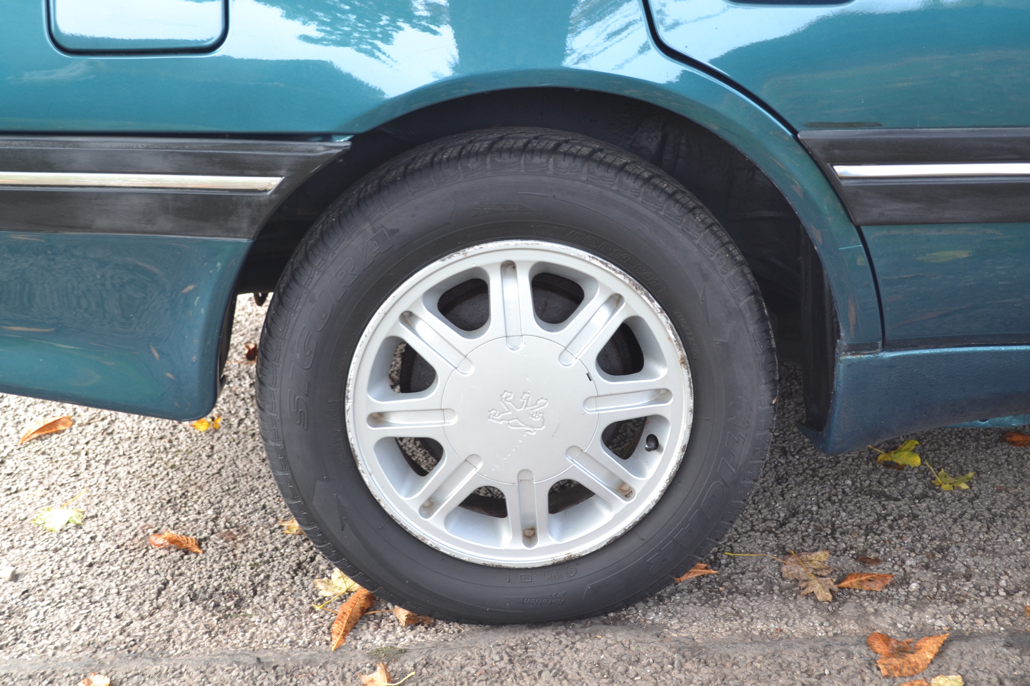 Lot 348 - 1995 Peugeot 405 GLX