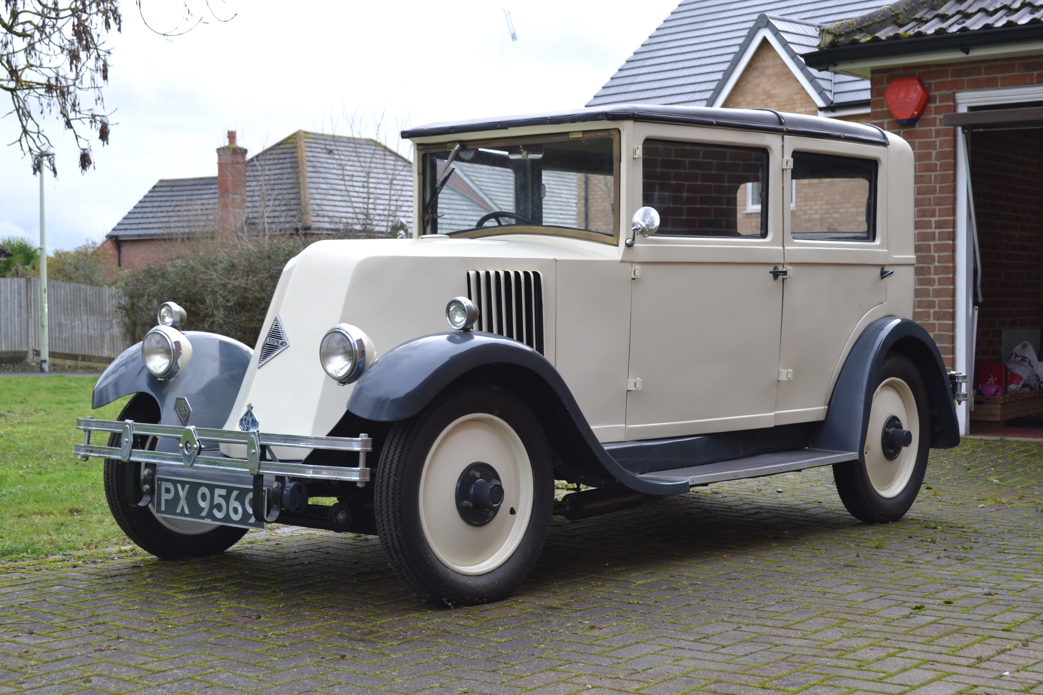 Lot 216 - 1929 Renault NN2 Saloon
