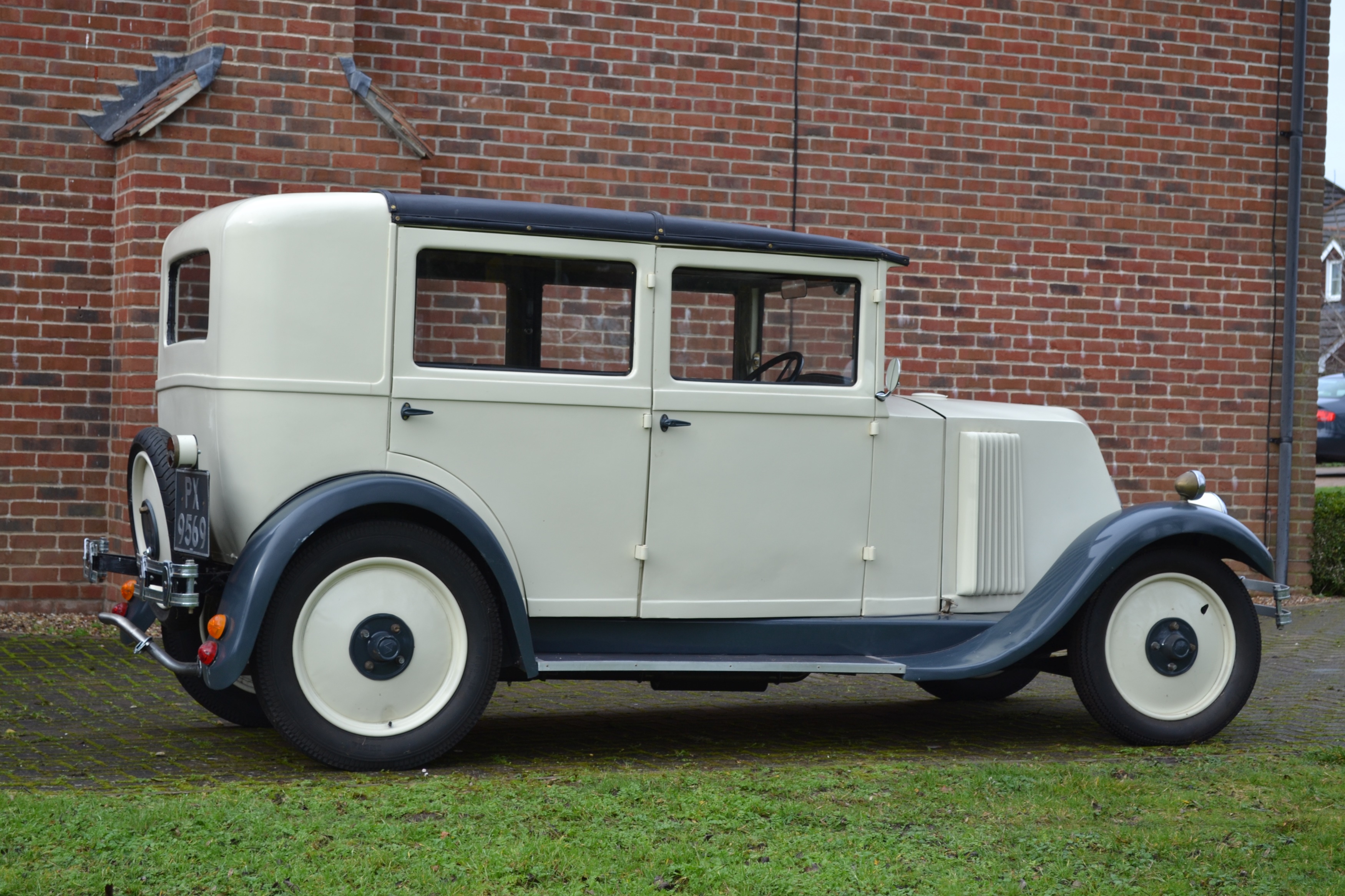 Lot 216 - 1929 Renault NN2 Saloon