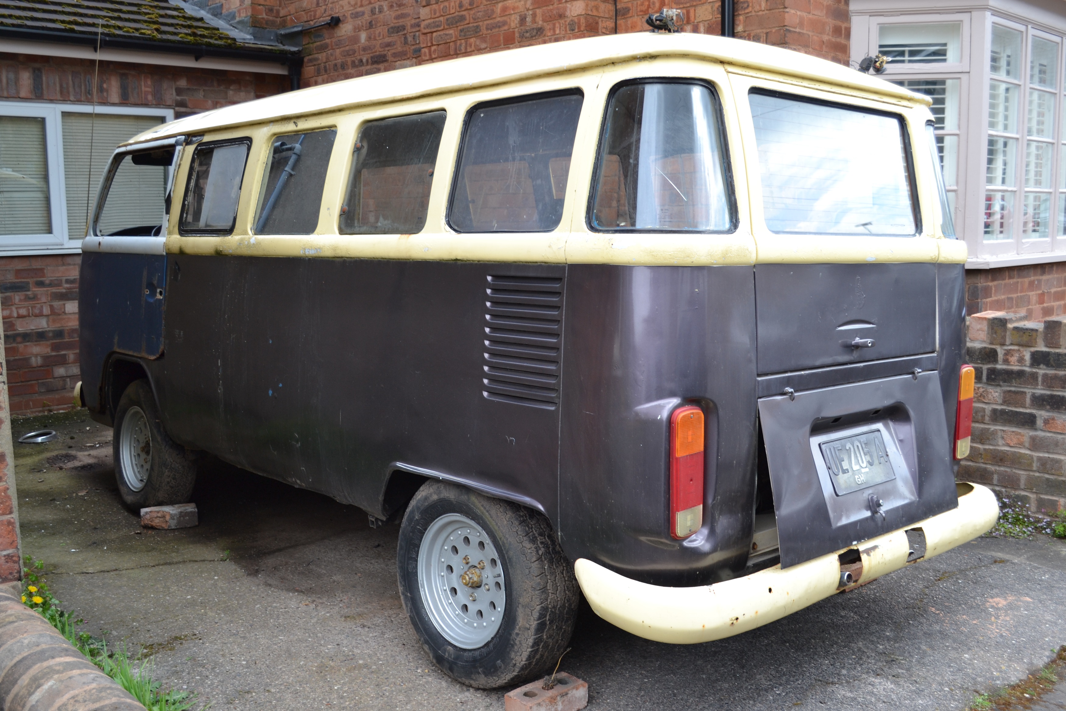 Lot 332 - 1973 Volkswagen Type 2 (T2) 'Day Bus'