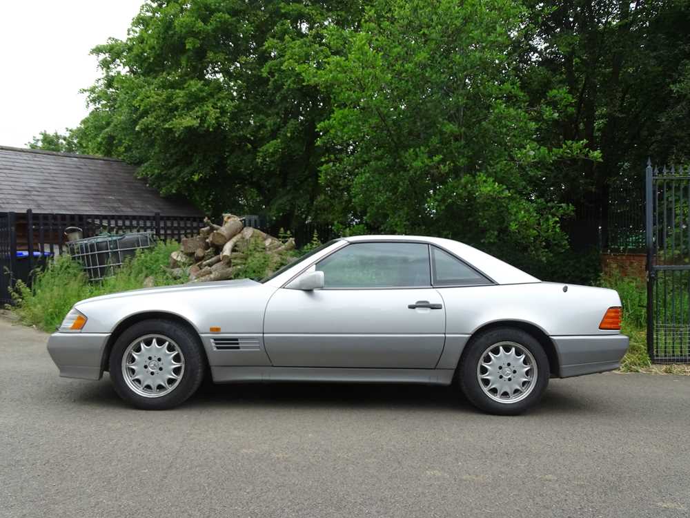 Lot 24 - 1995 Mercedes-Benz SL 320