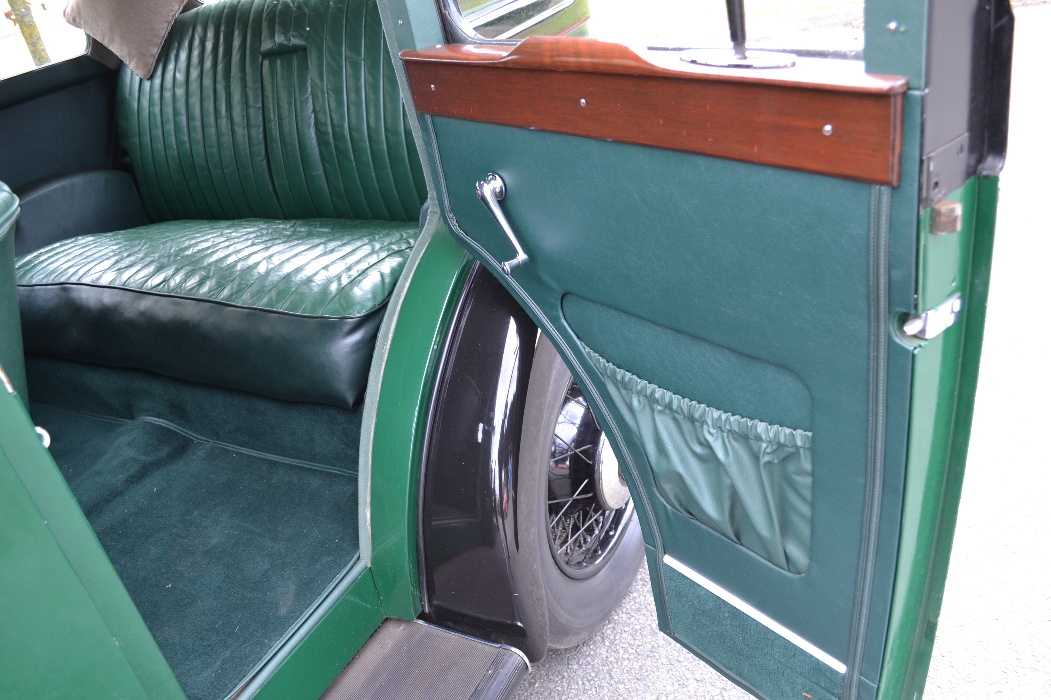 Lot 11 - 1935 Morris Oxford Sixteen Saloon
