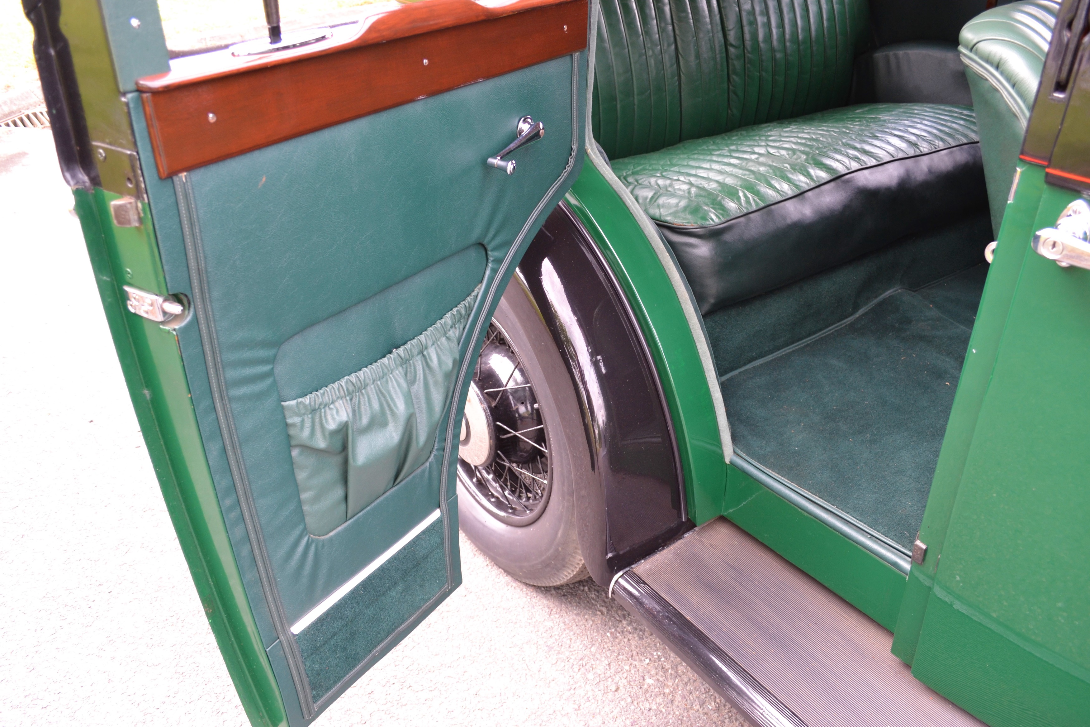 Lot 11 - 1935 Morris Oxford Sixteen Saloon