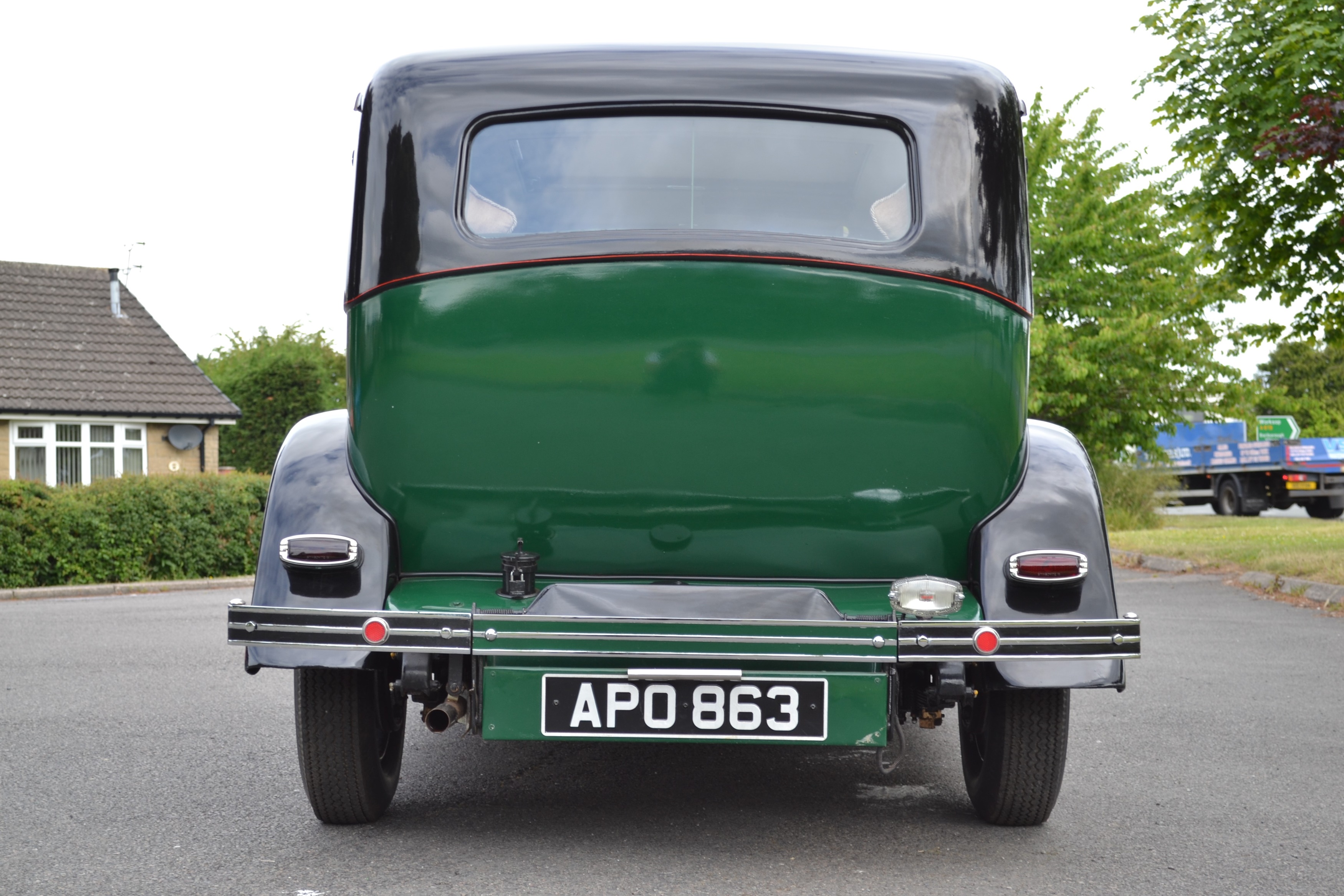 Lot 11 - 1935 Morris Oxford Sixteen Saloon