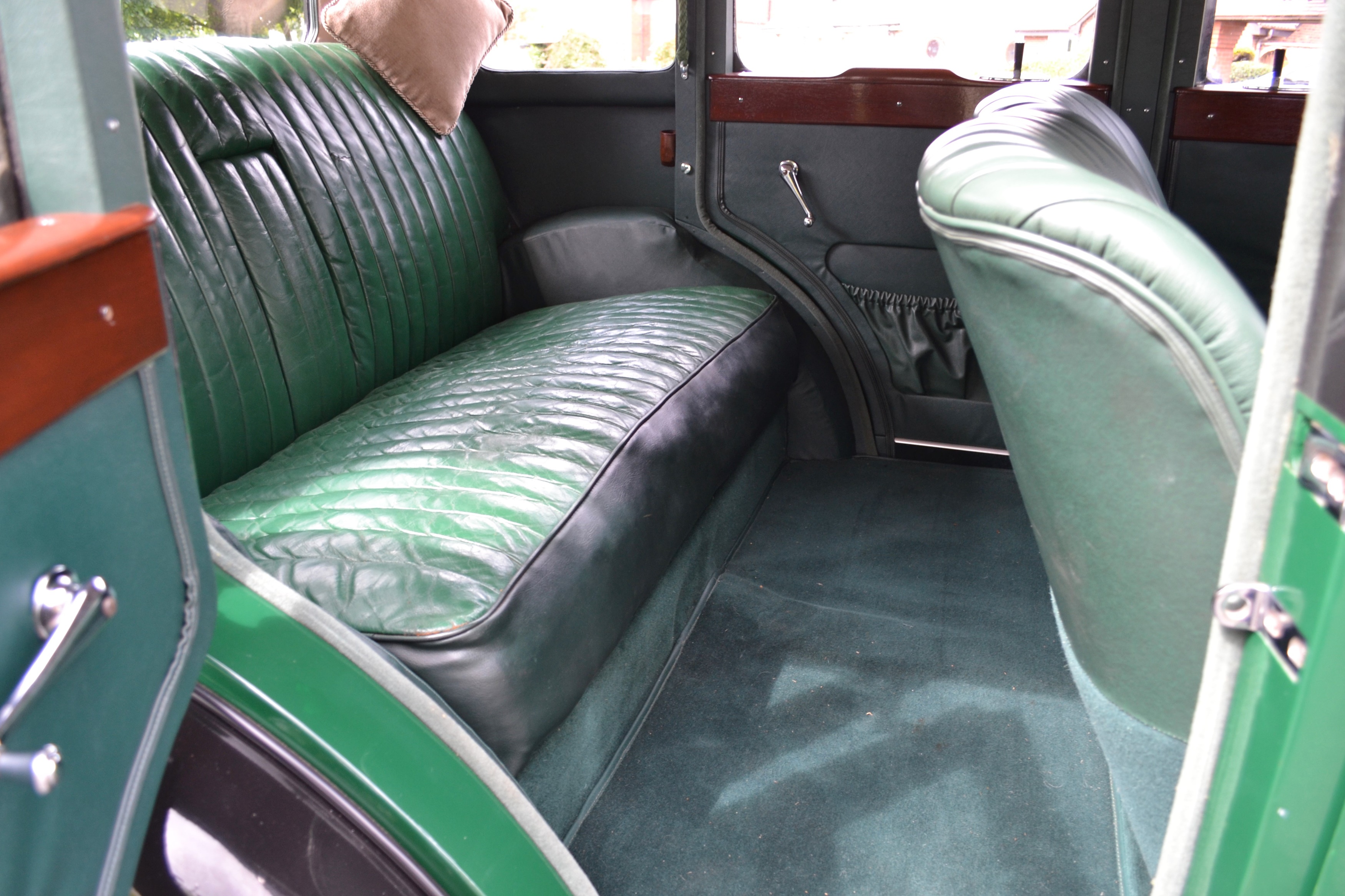 Lot 11 - 1935 Morris Oxford Sixteen Saloon