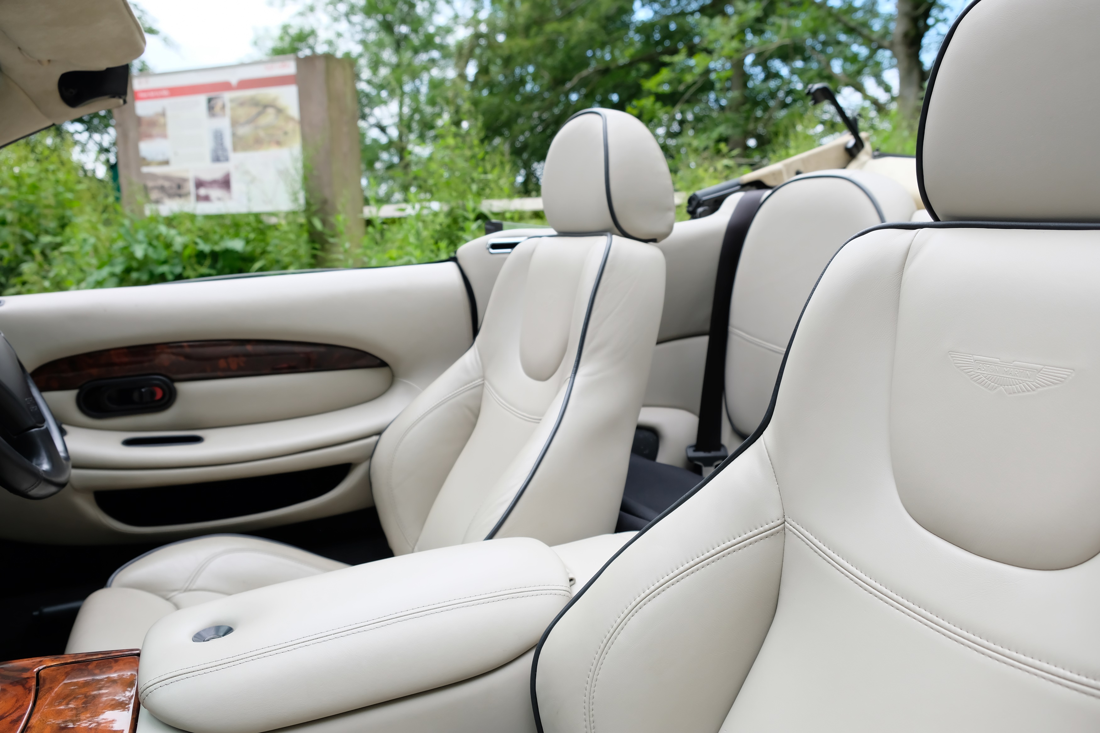 Lot 86 - 1999 Aston Martin DB7 Vantage Volante