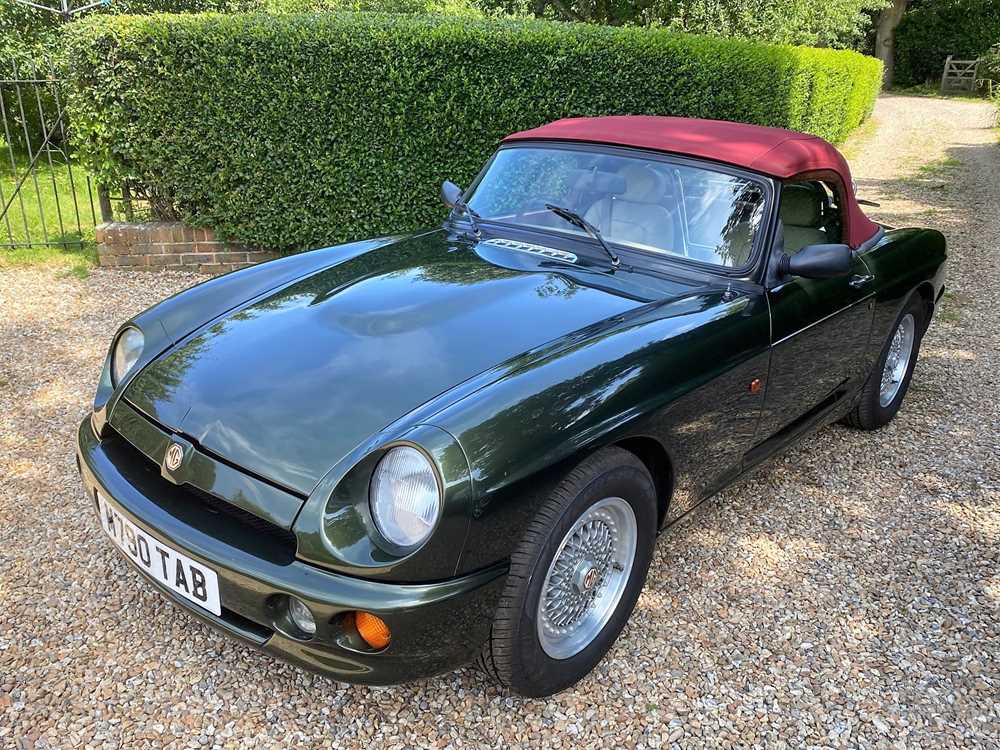 Lot 35 - 1995 MG RV8