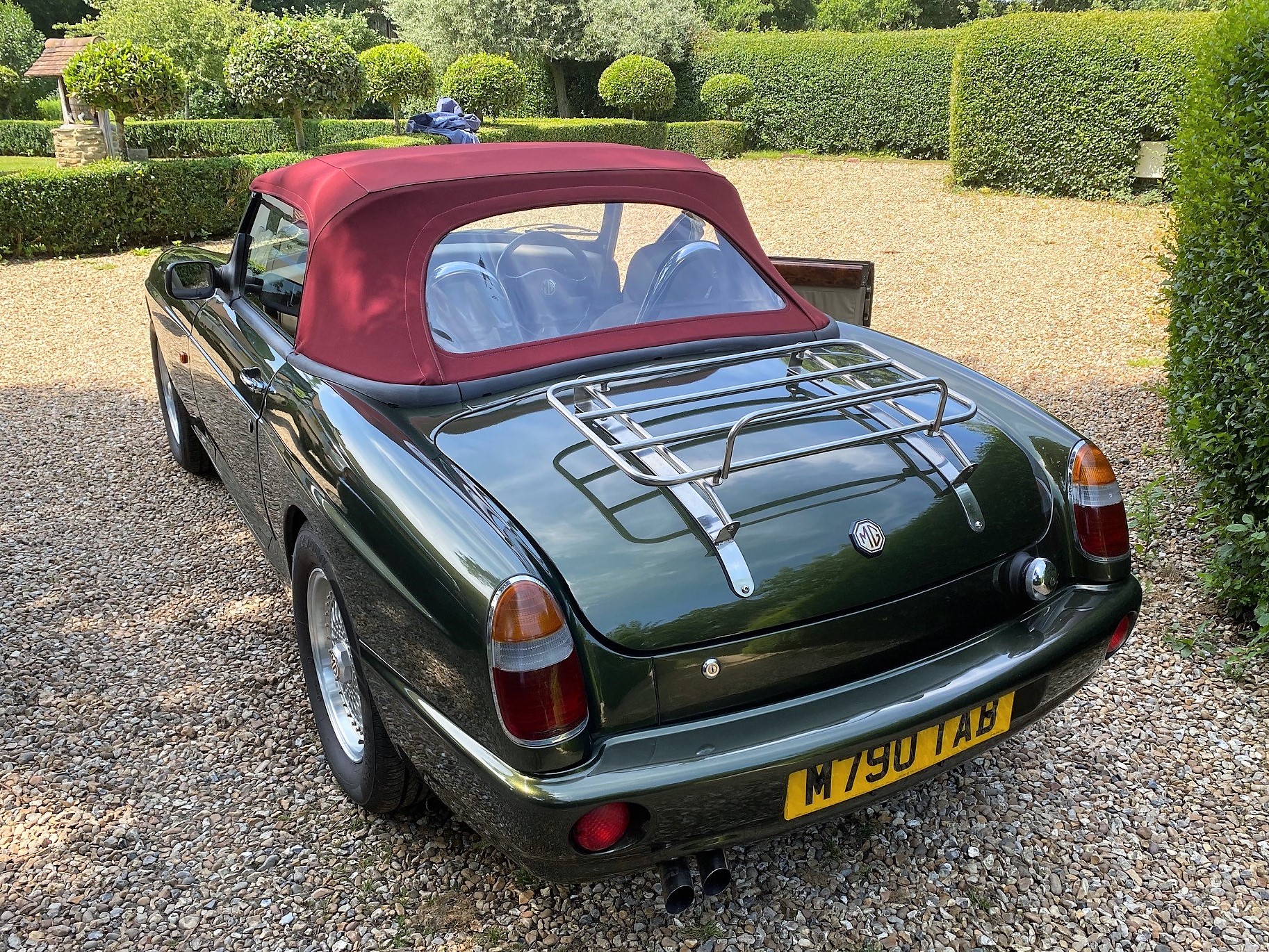Lot 35 - 1995 MG RV8