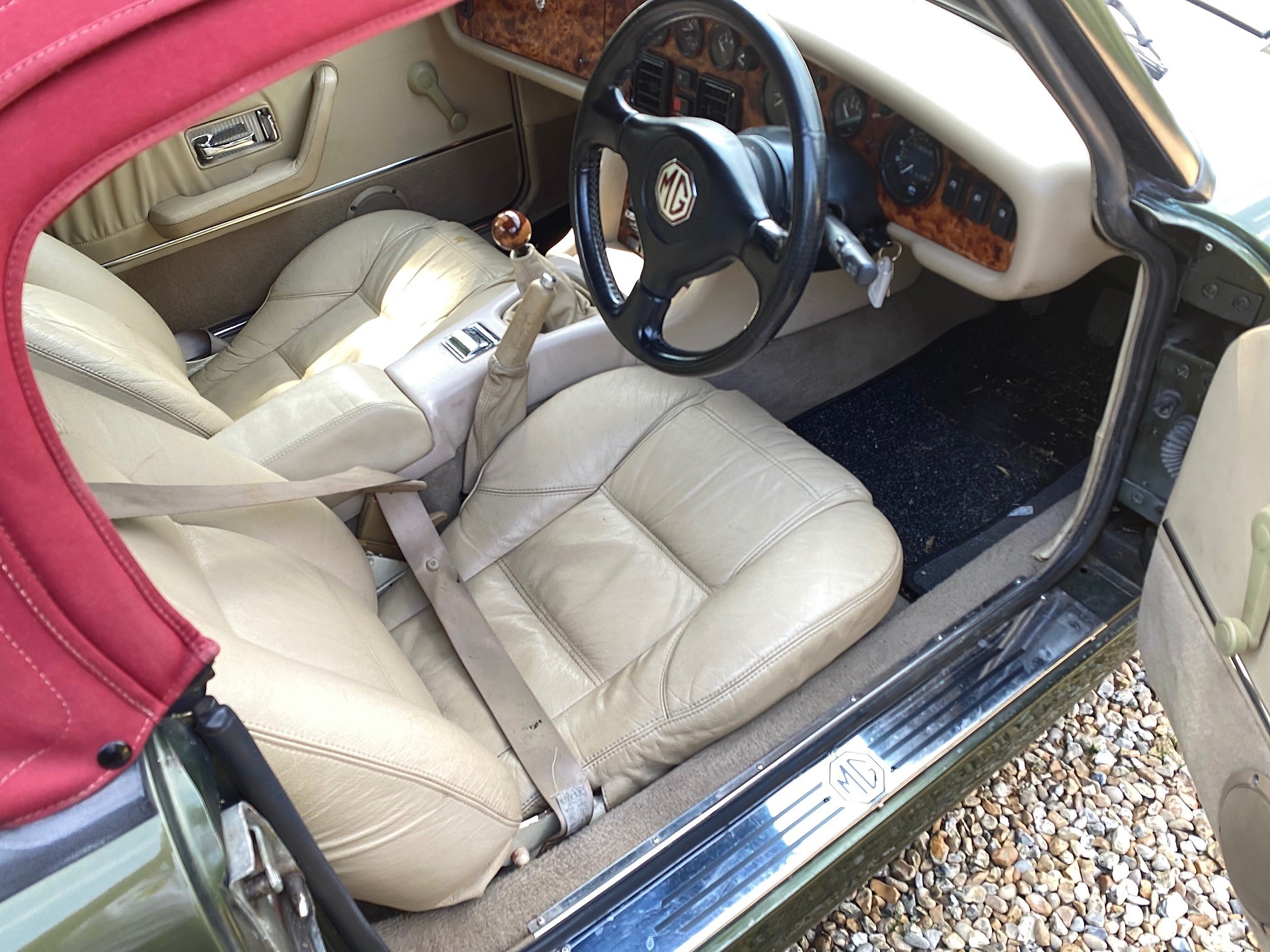 Lot 35 - 1995 MG RV8