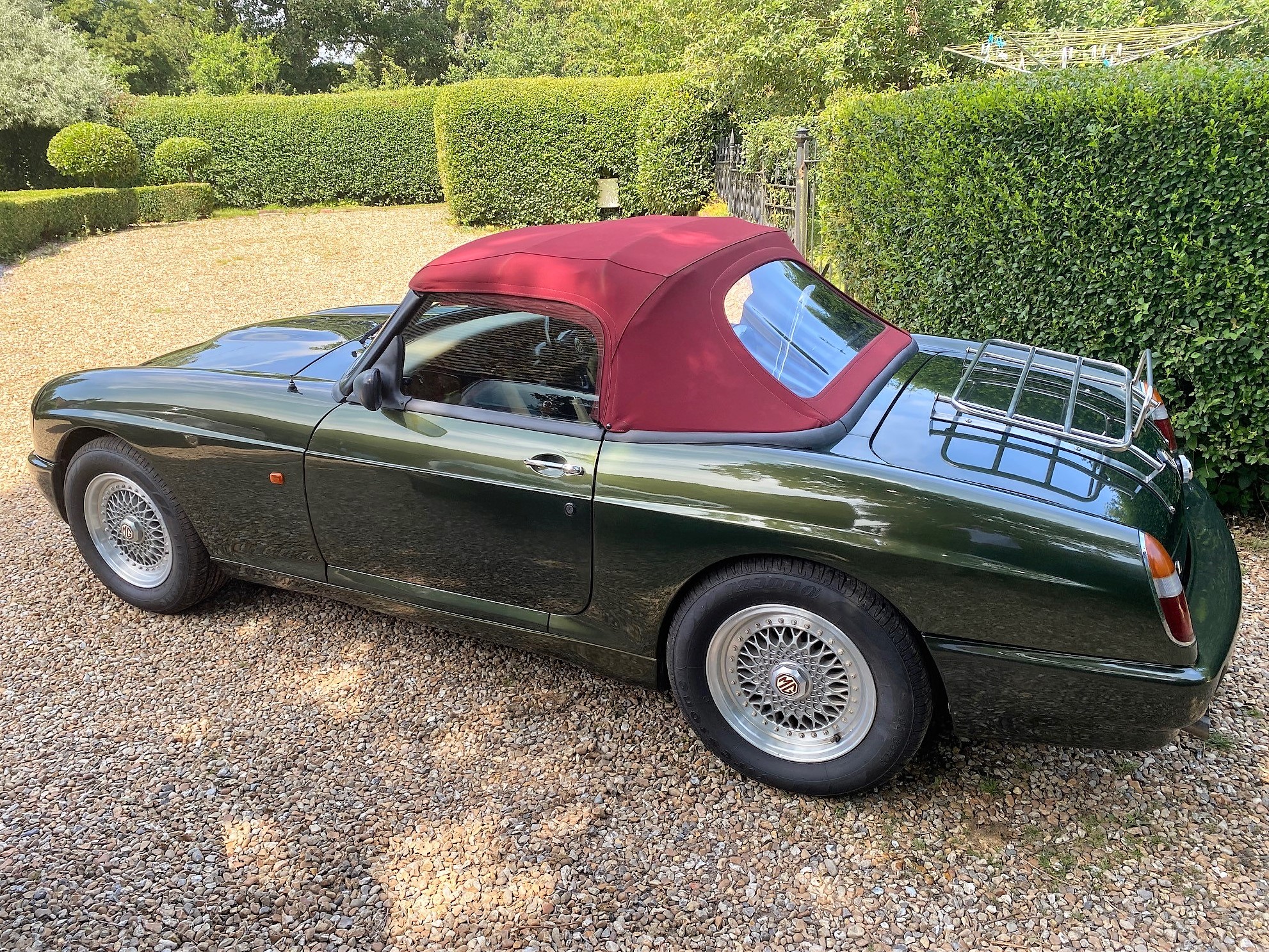 Lot 35 - 1995 MG RV8