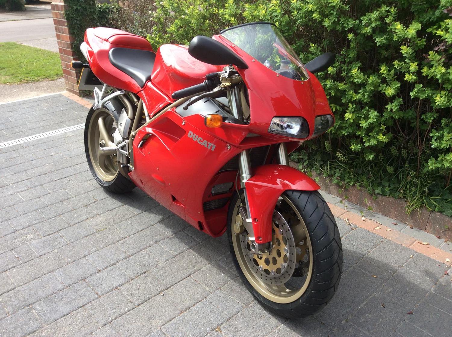 Lot 83 - 1998 Ducati 916