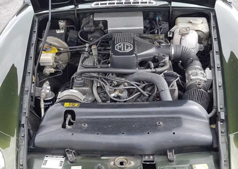 Lot 15 - 1997 MG RV8