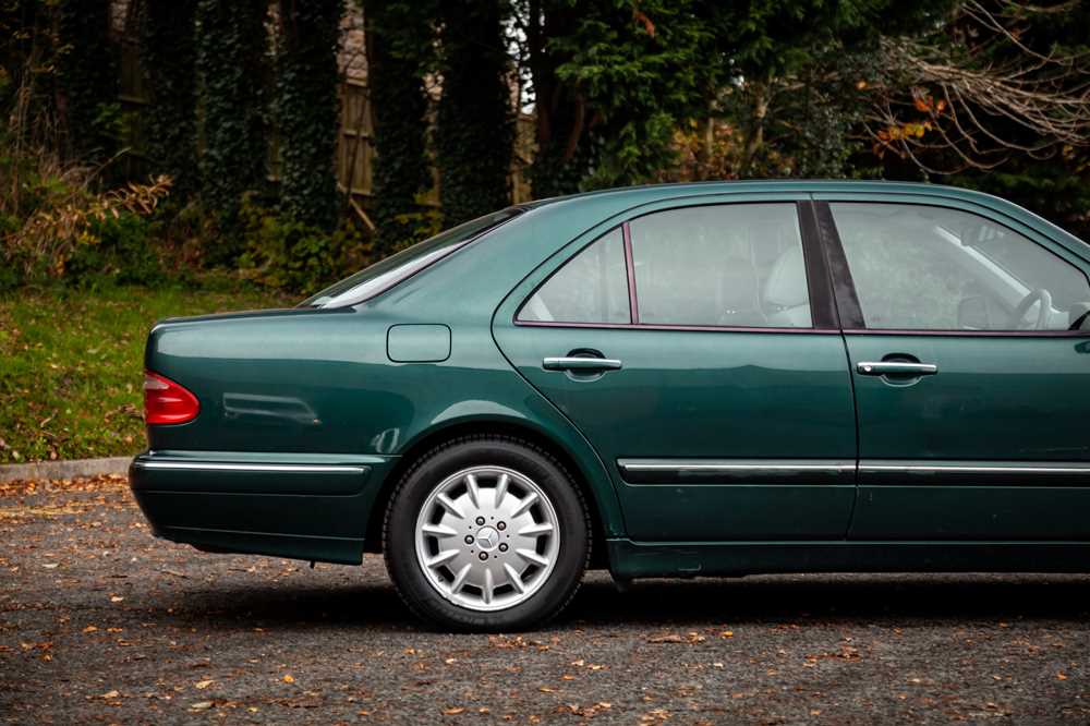 Lot 11 - 2000 Mercedes-Benz E240 Elegance