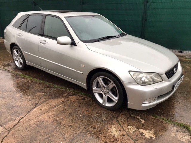 Lot 69 - 2003 Lexus IS300 Sport Cross