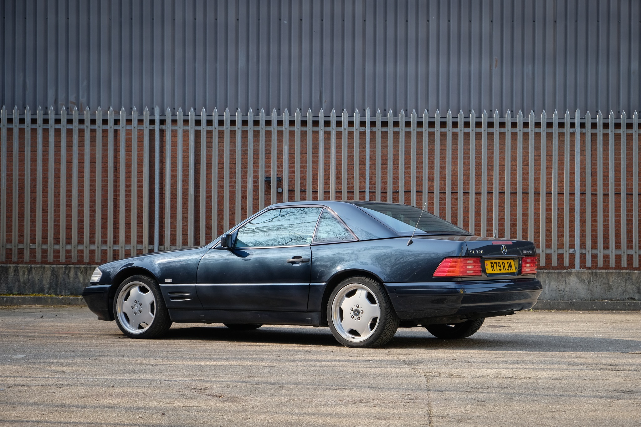 Lot 7 - 1998 Mercedes-Benz SL320