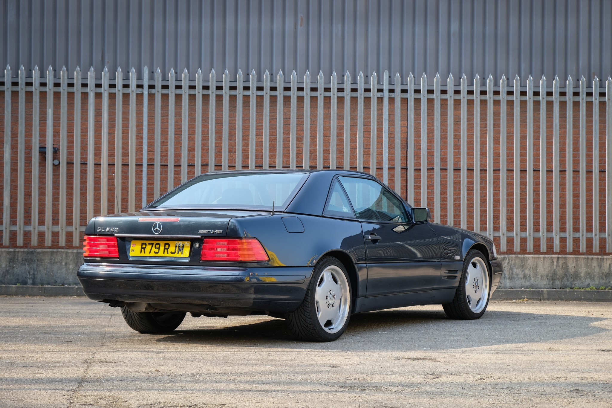 Lot 7 - 1998 Mercedes-Benz SL320