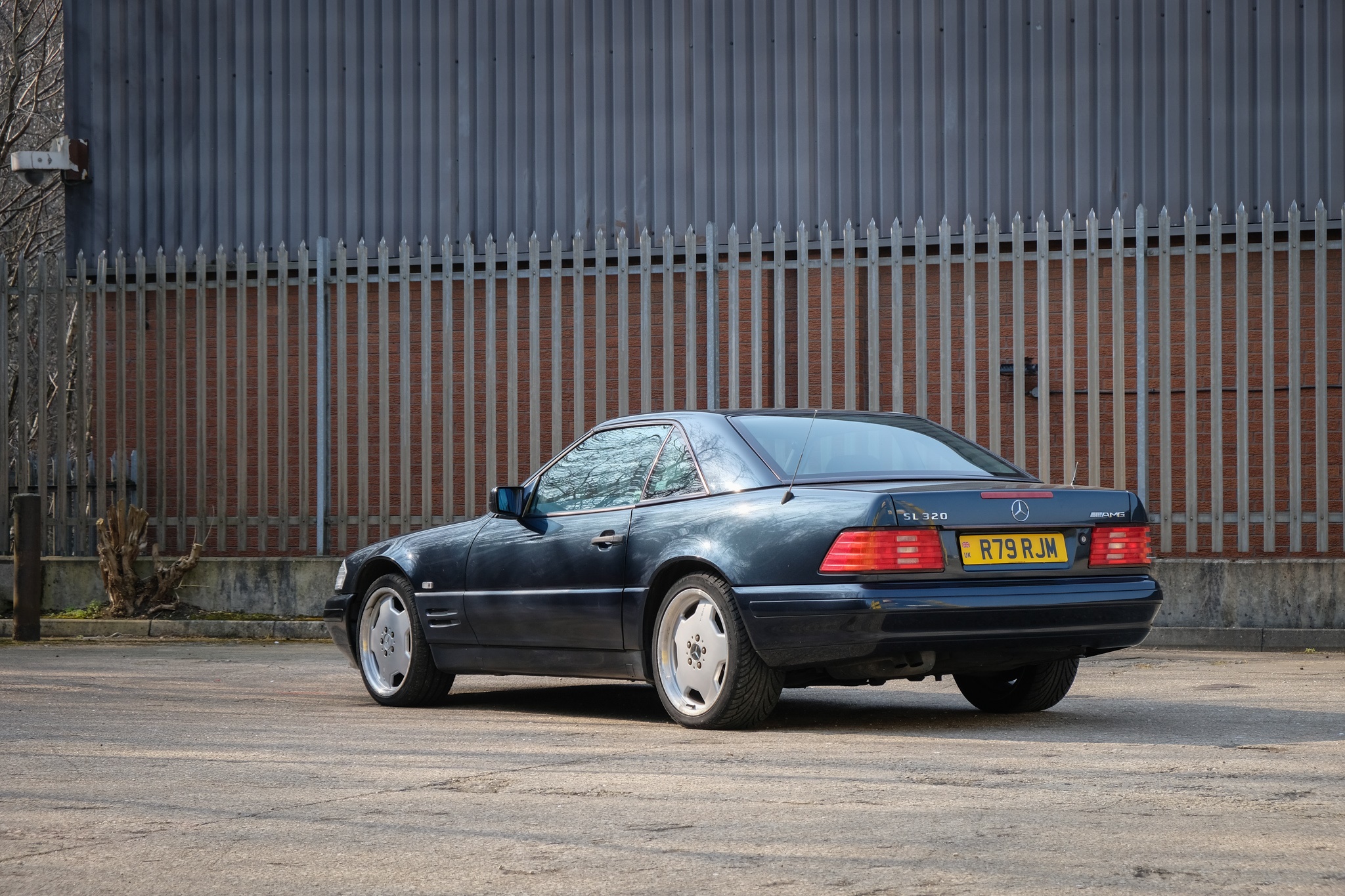 Lot 7 - 1998 Mercedes-Benz SL320