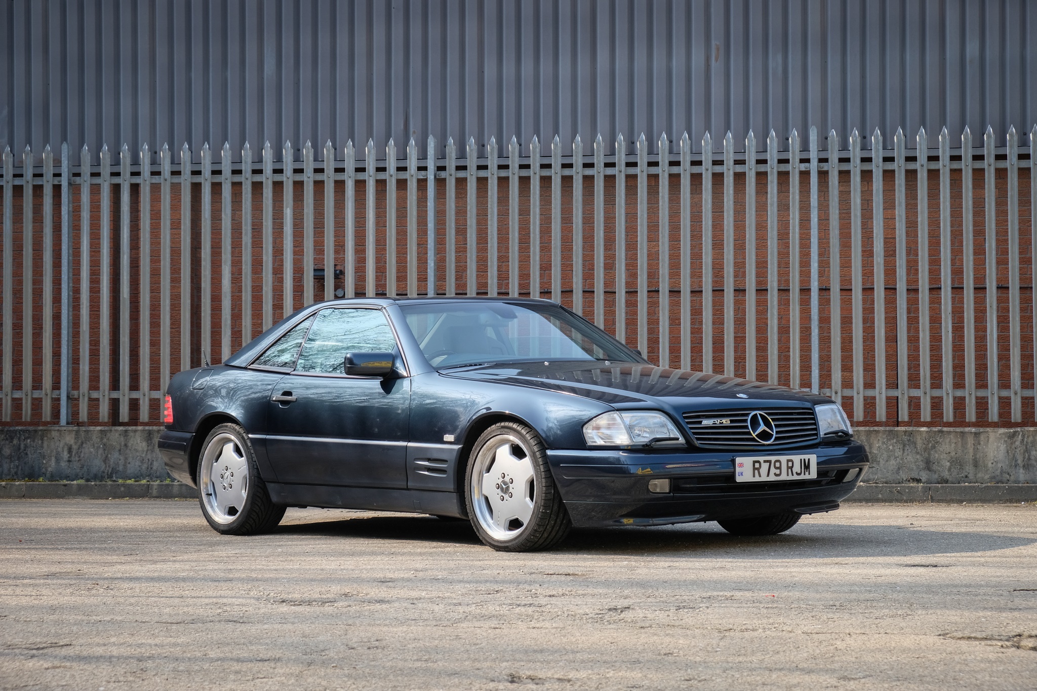 Lot 7 - 1998 Mercedes-Benz SL320