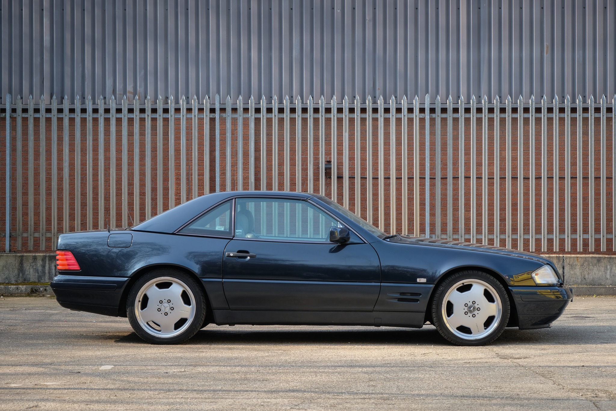 Lot 7 - 1998 Mercedes-Benz SL320