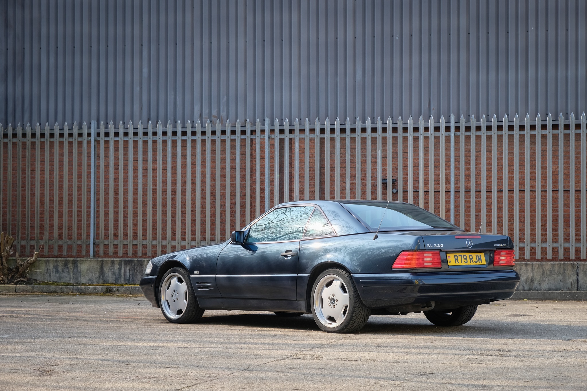 Lot 7 - 1998 Mercedes-Benz SL320