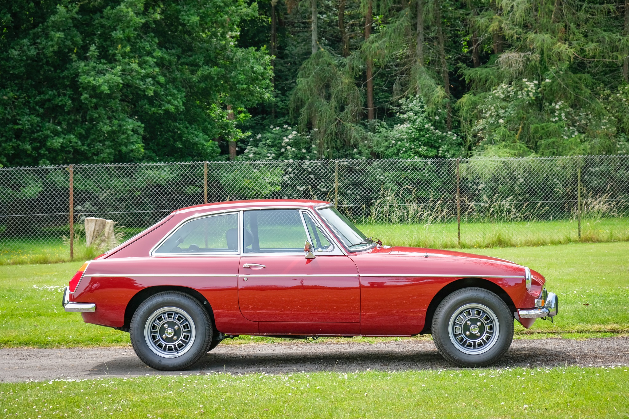 Lot 114 1973 MG B GT V8 lot-114-1973-mg-b-gt-v8