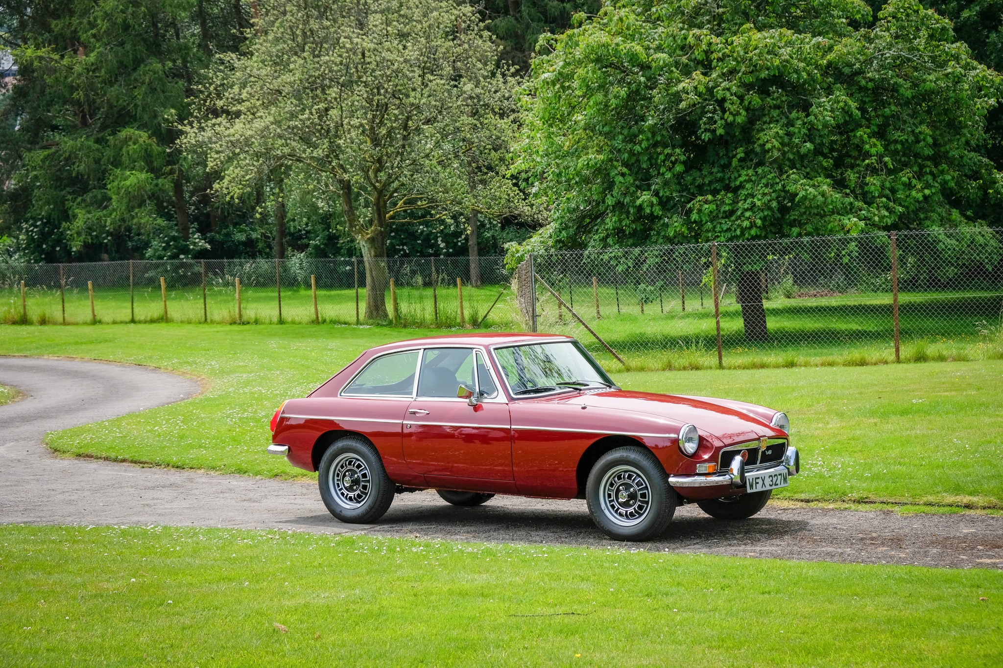 Lot 114 1973 MG B GT V8 lot-114-1973-mg-b-gt-v8