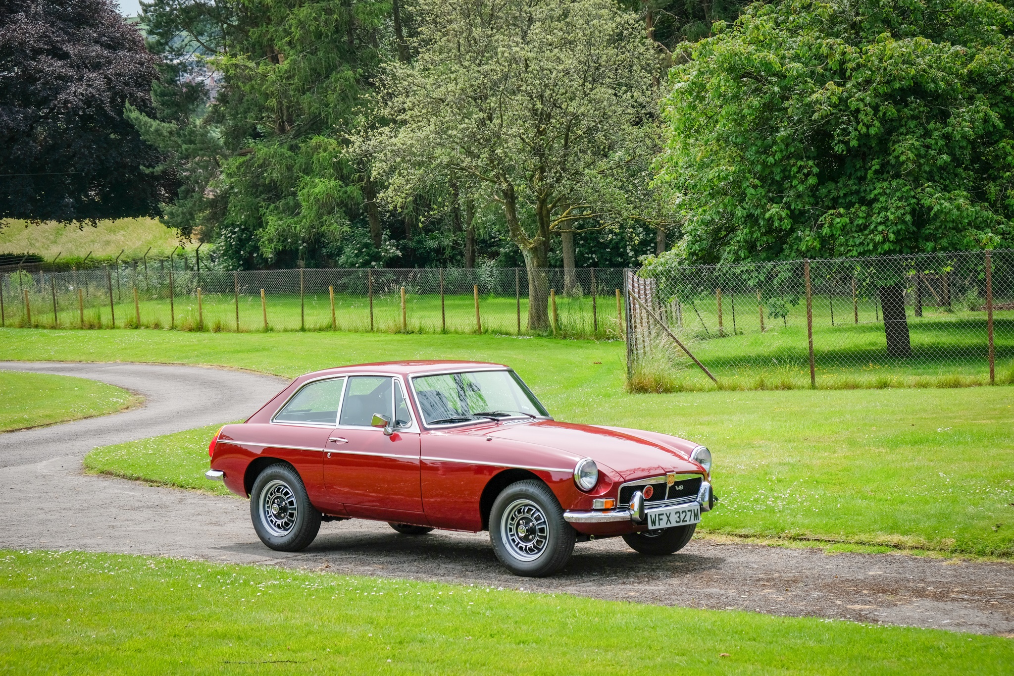Lot 114 1973 MG B GT V8 lot-114-1973-mg-b-gt-v8