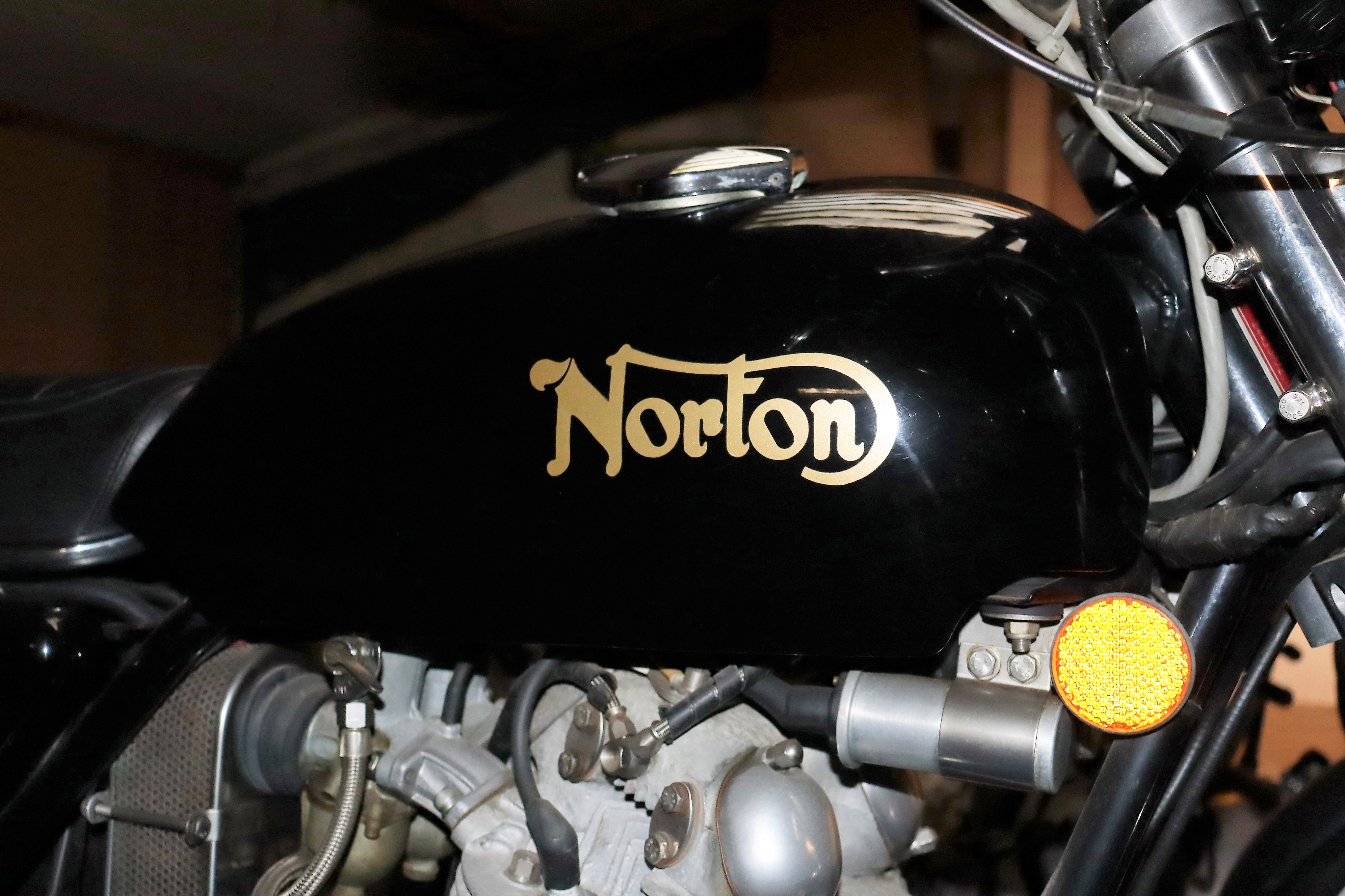 Lot 376 - 2001 Norton Norvil Commando