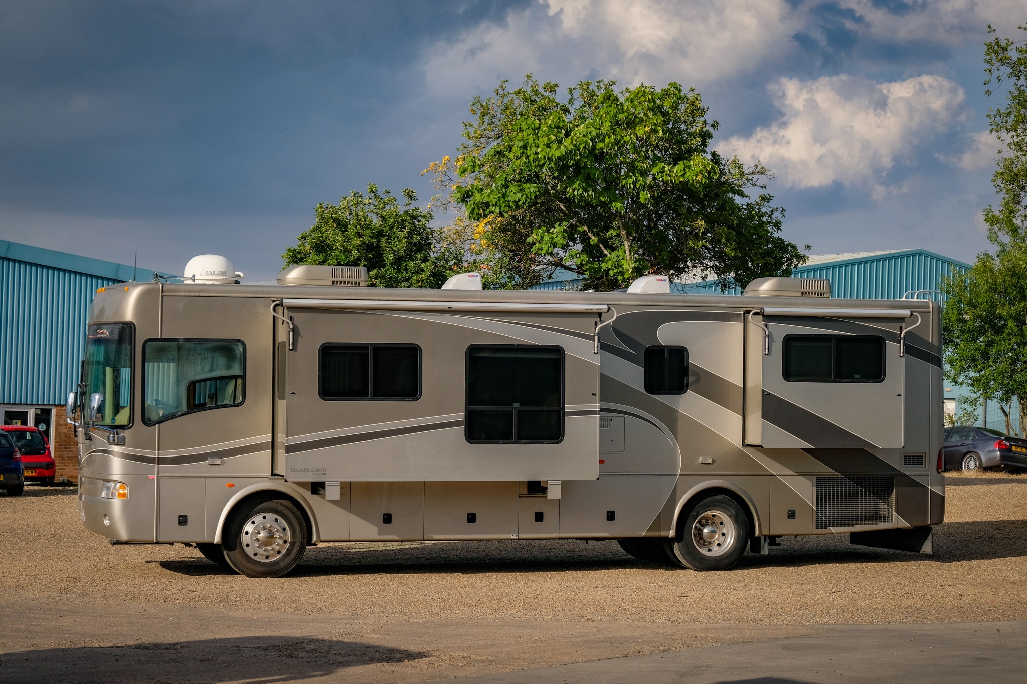 Lot 128 - 2004 Country Coach Inspire 330 RV