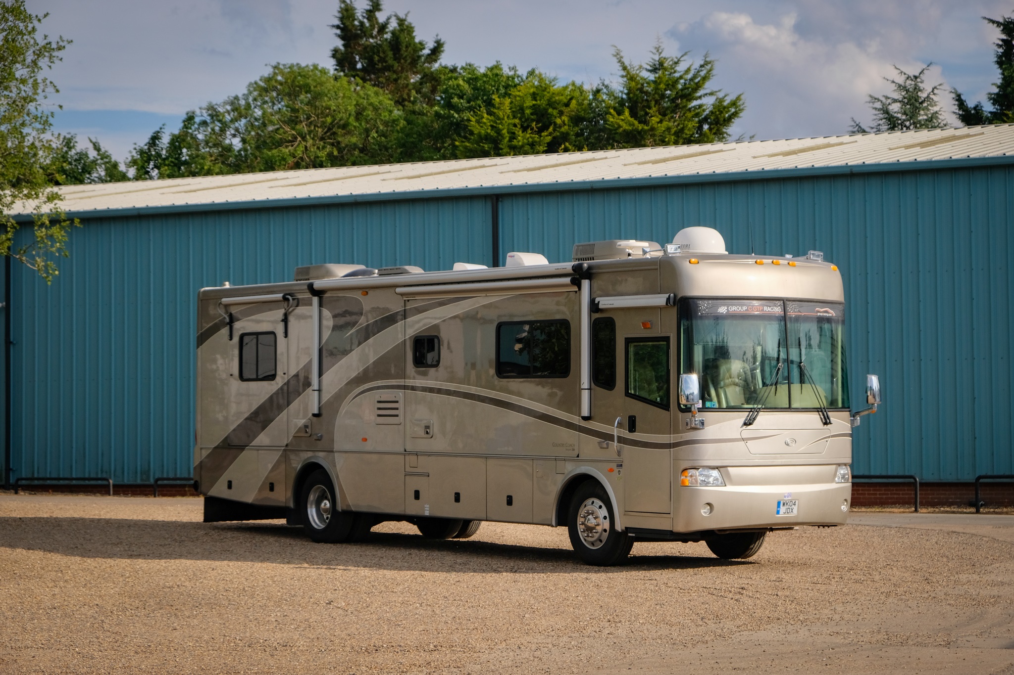 Lot 128 - 2004 Country Coach Inspire 330 RV