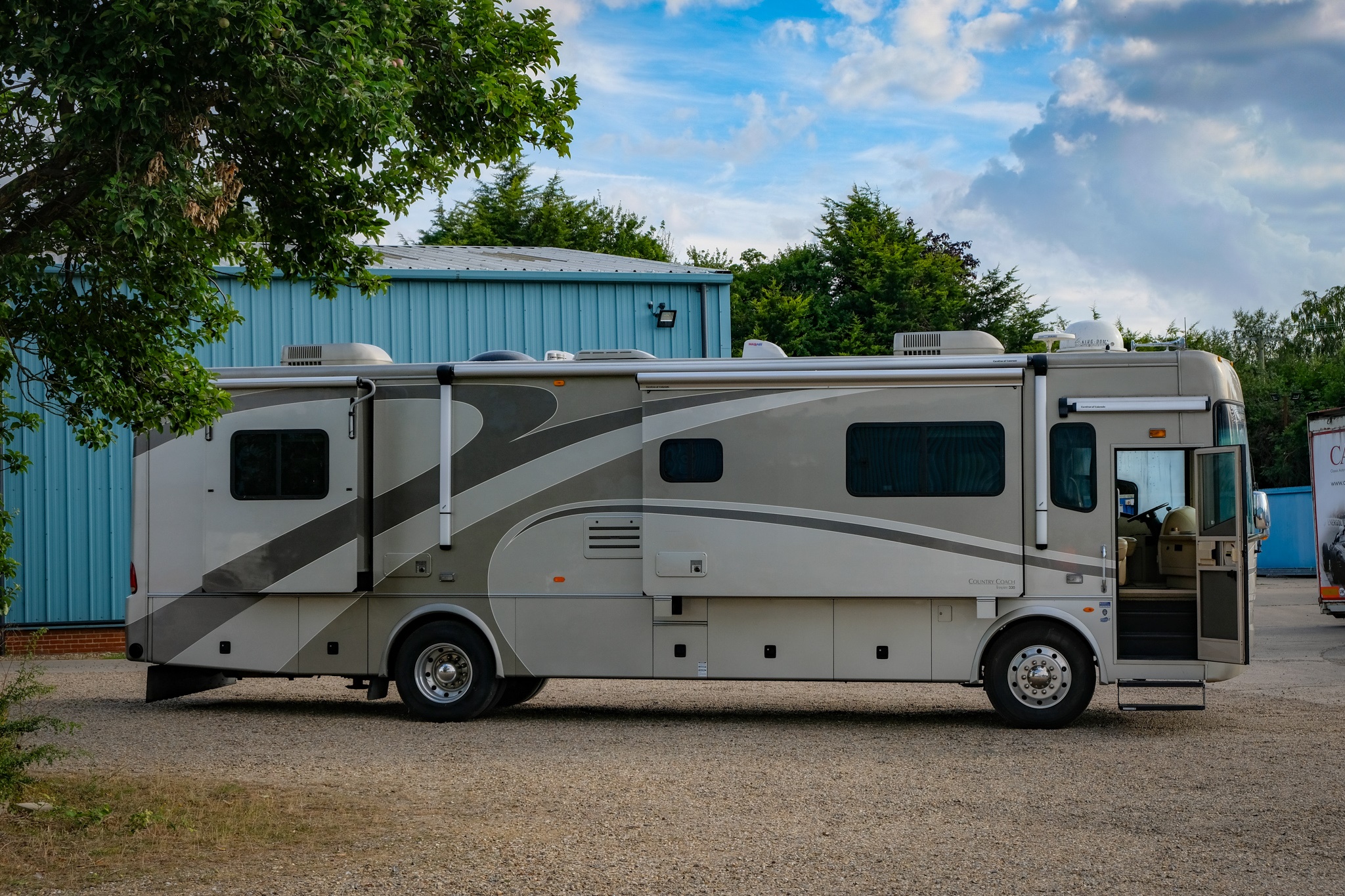 Lot 128 - 2004 Country Coach Inspire 330 RV