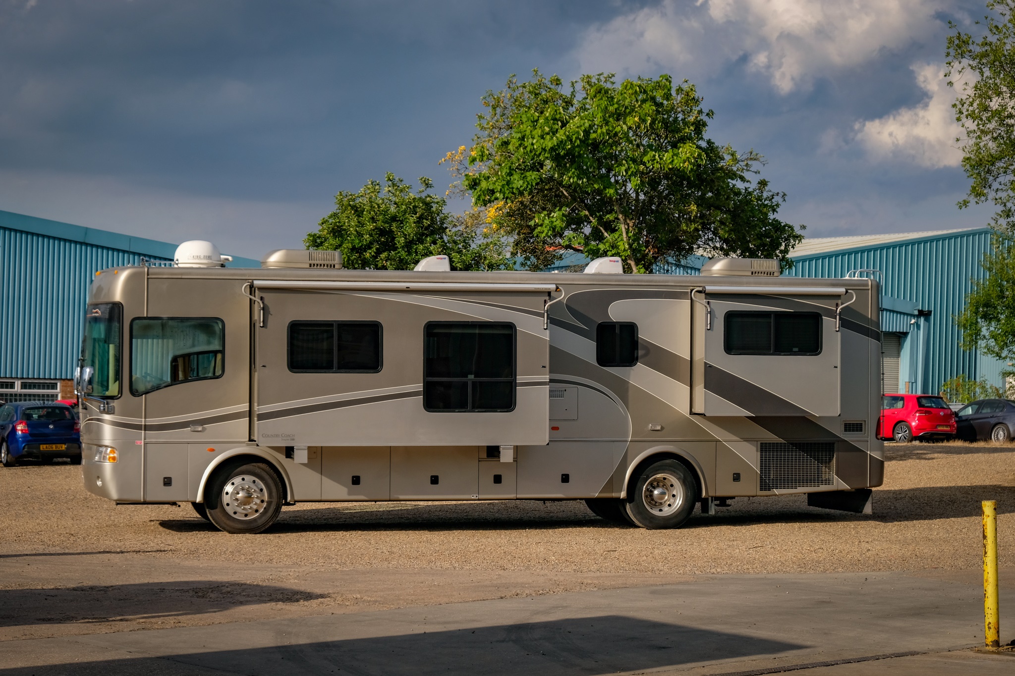 Lot 128 - 2004 Country Coach Inspire 330 RV