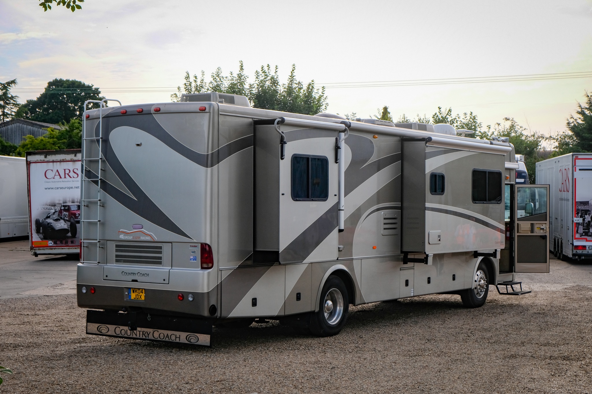 Lot 128 - 2004 Country Coach Inspire 330 RV