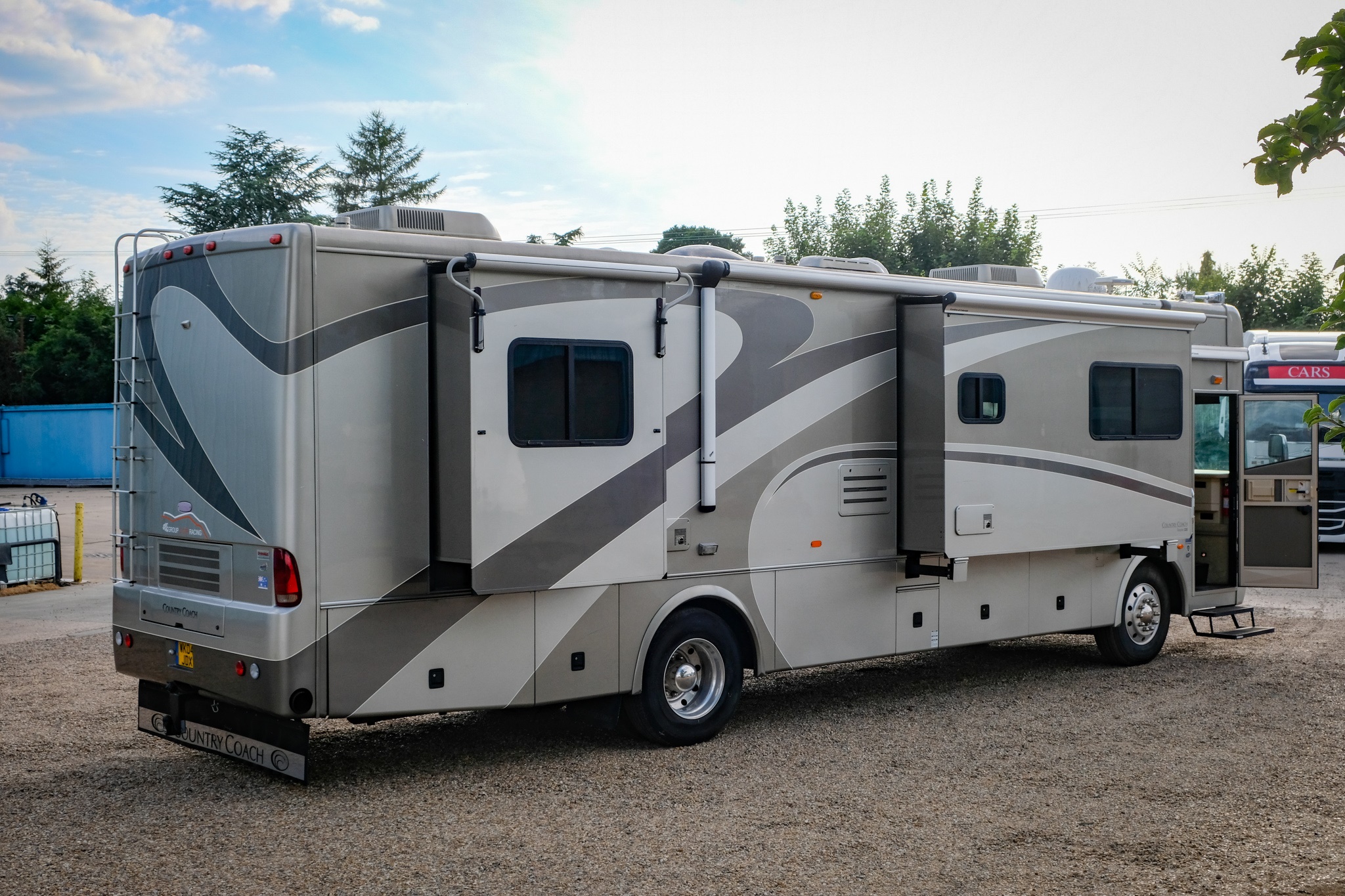 Lot 128 - 2004 Country Coach Inspire 330 RV