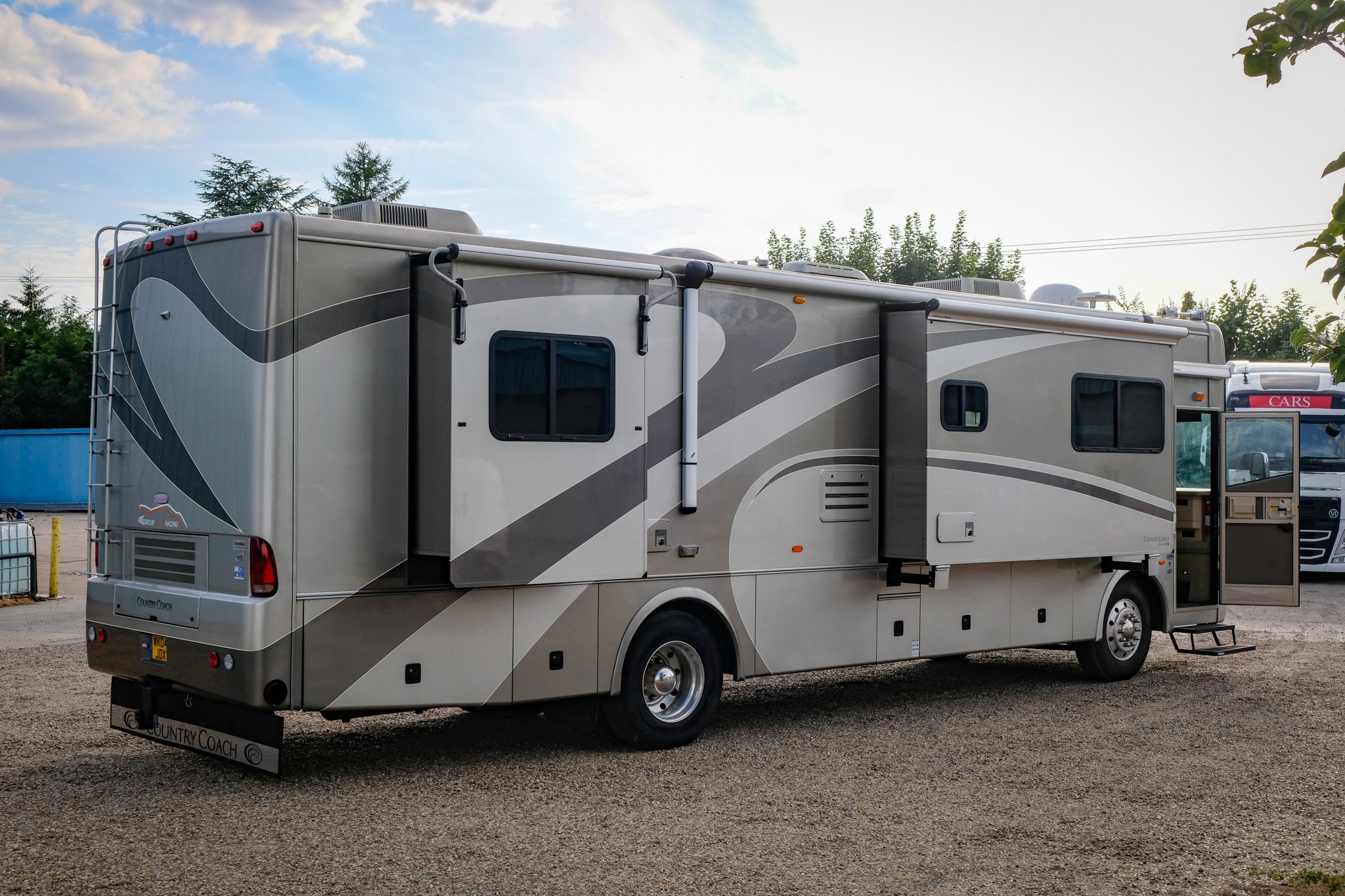 Lot 128 - 2004 Country Coach Inspire 330 RV