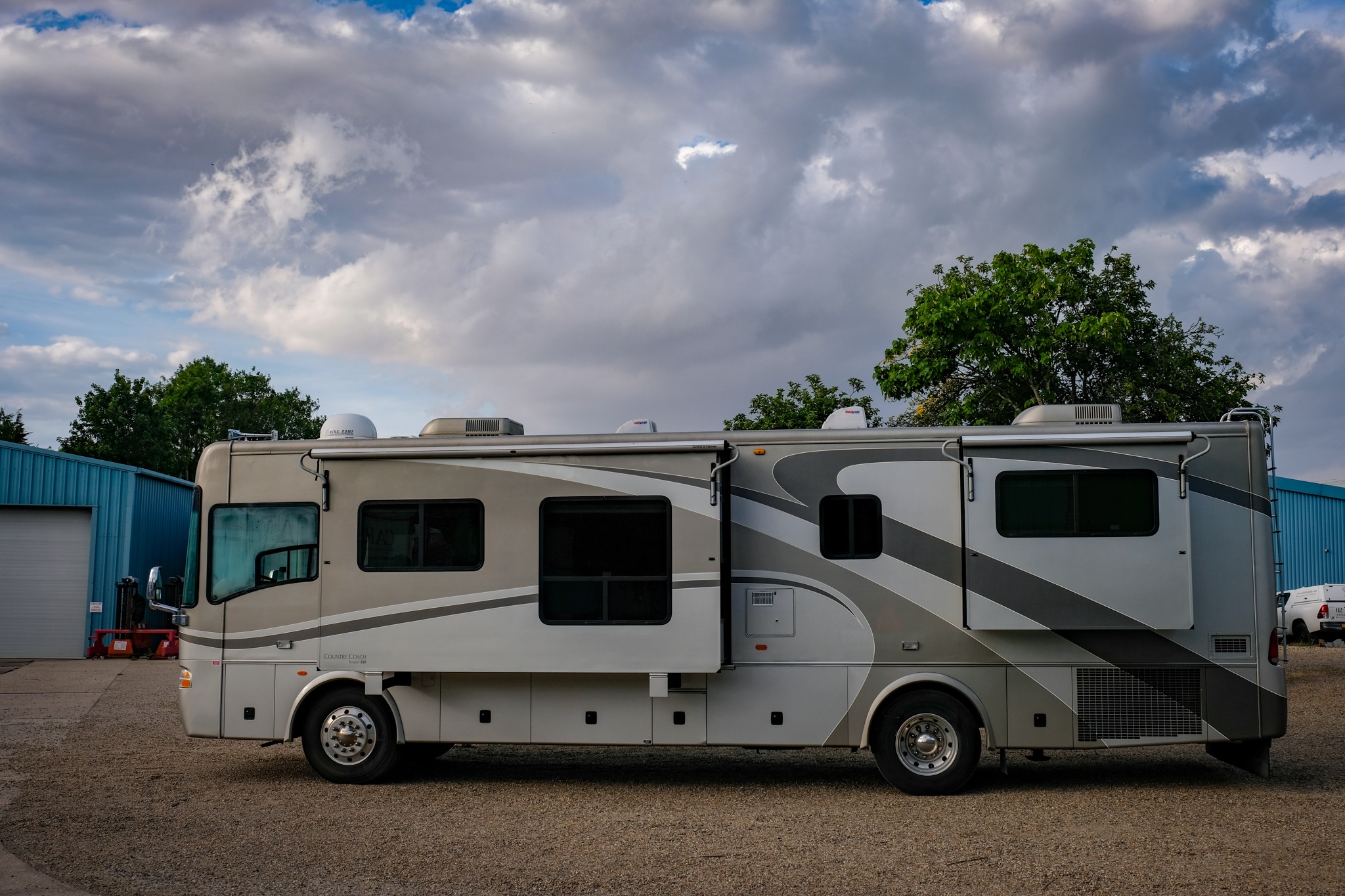 Lot 128 - 2004 Country Coach Inspire 330 RV