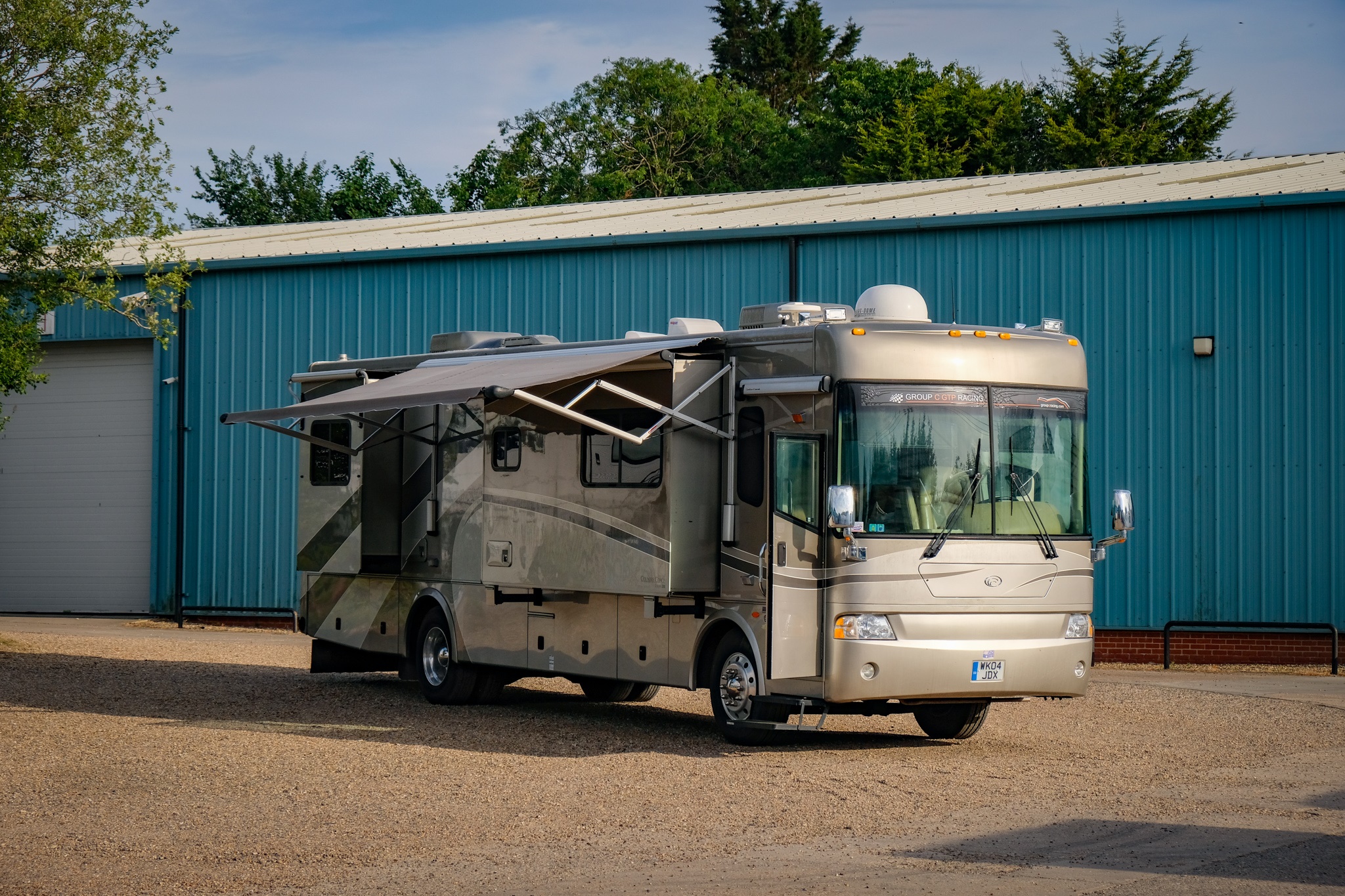 Lot 128 - 2004 Country Coach Inspire 330 RV