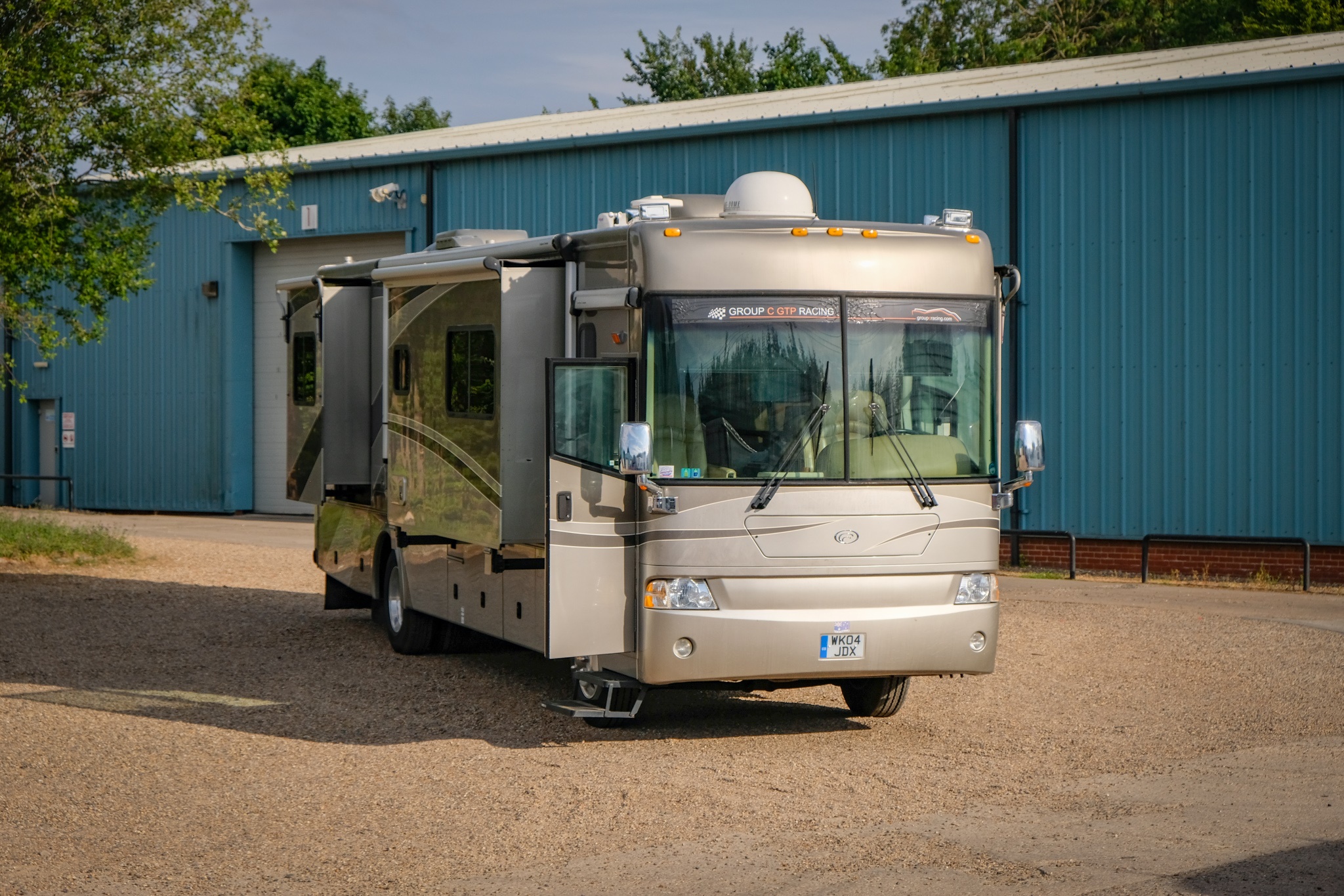 Lot 128 - 2004 Country Coach Inspire 330 RV