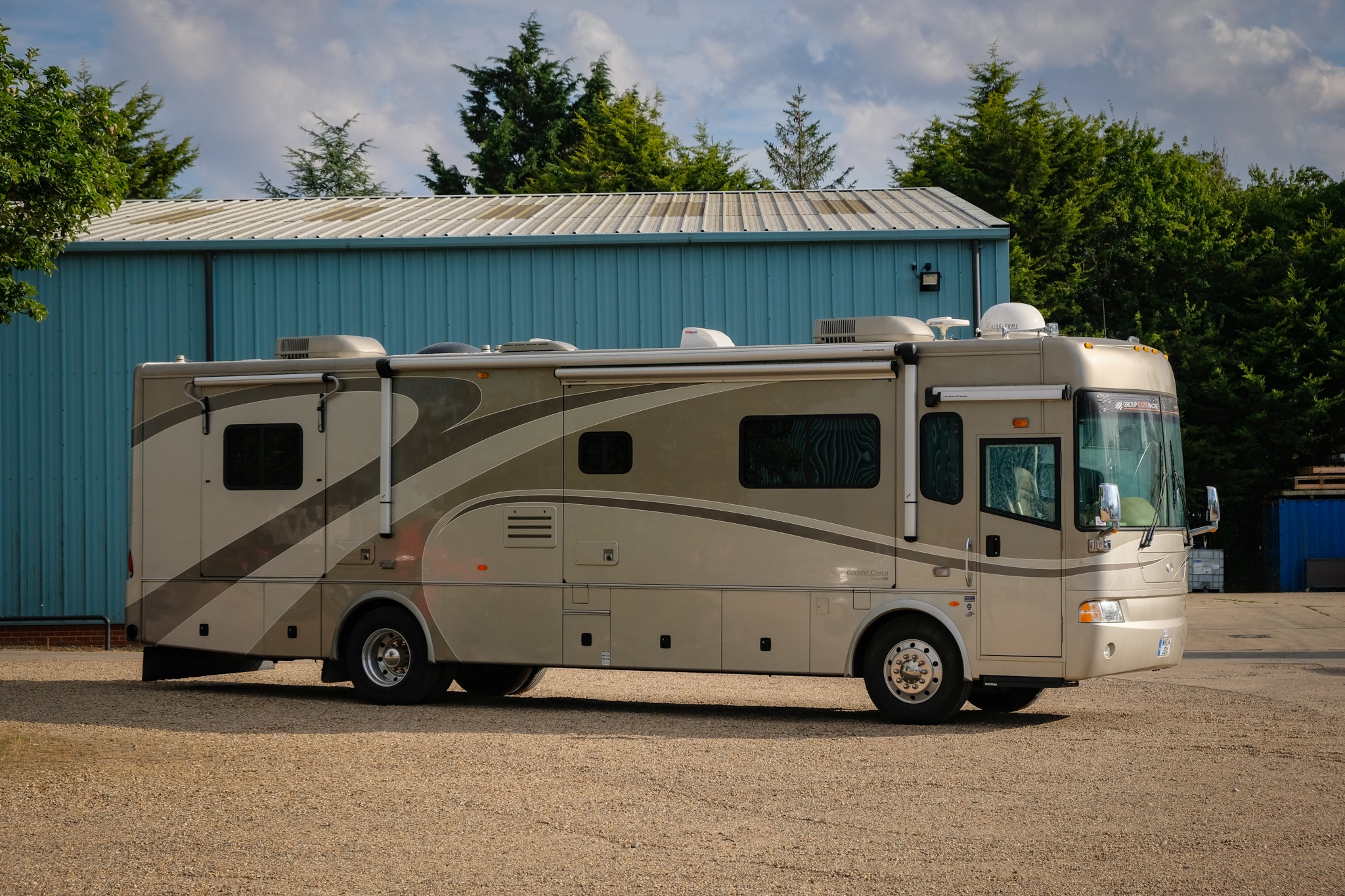 Lot 128 - 2004 Country Coach Inspire 330 RV