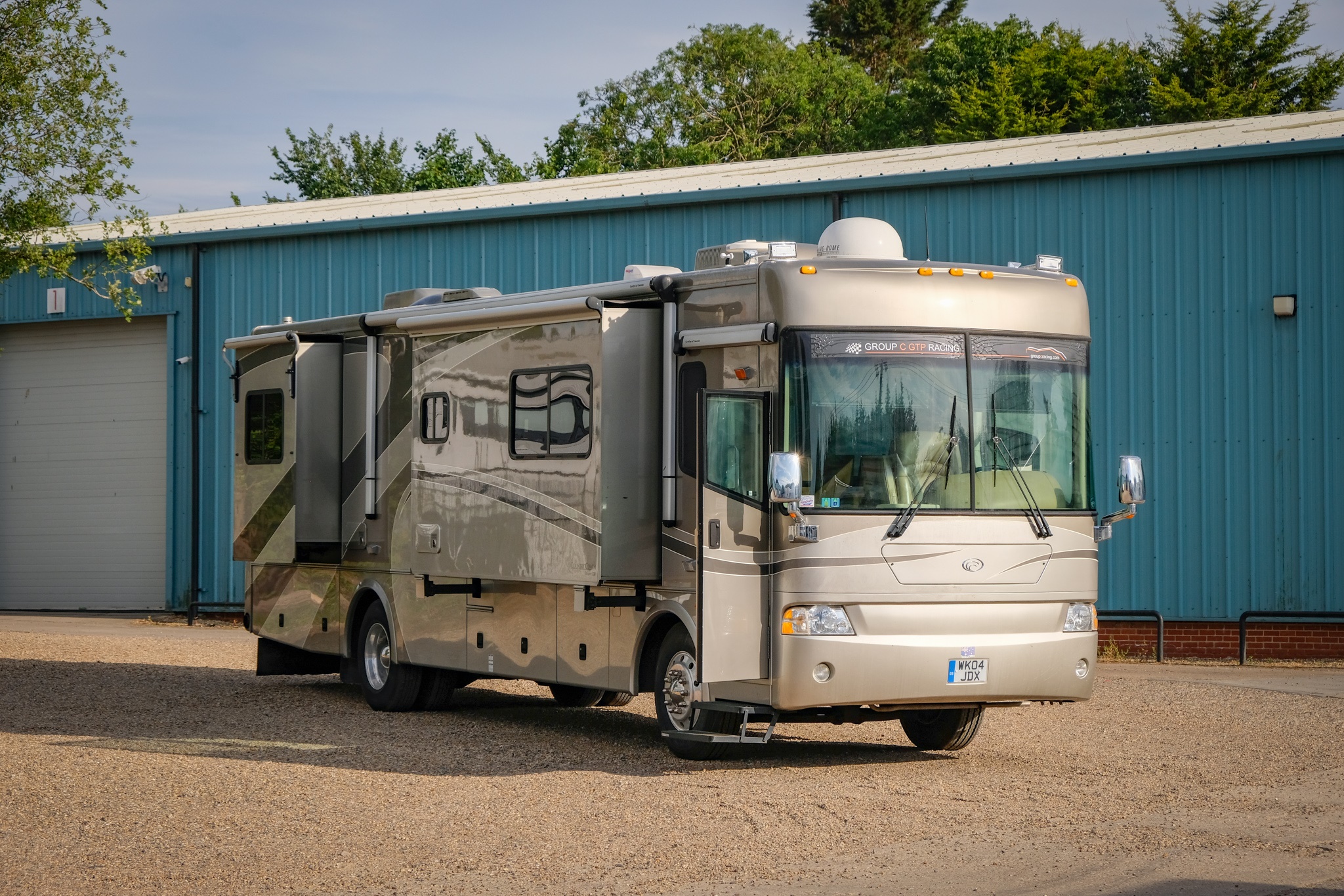 Lot 128 - 2004 Country Coach Inspire 330 RV