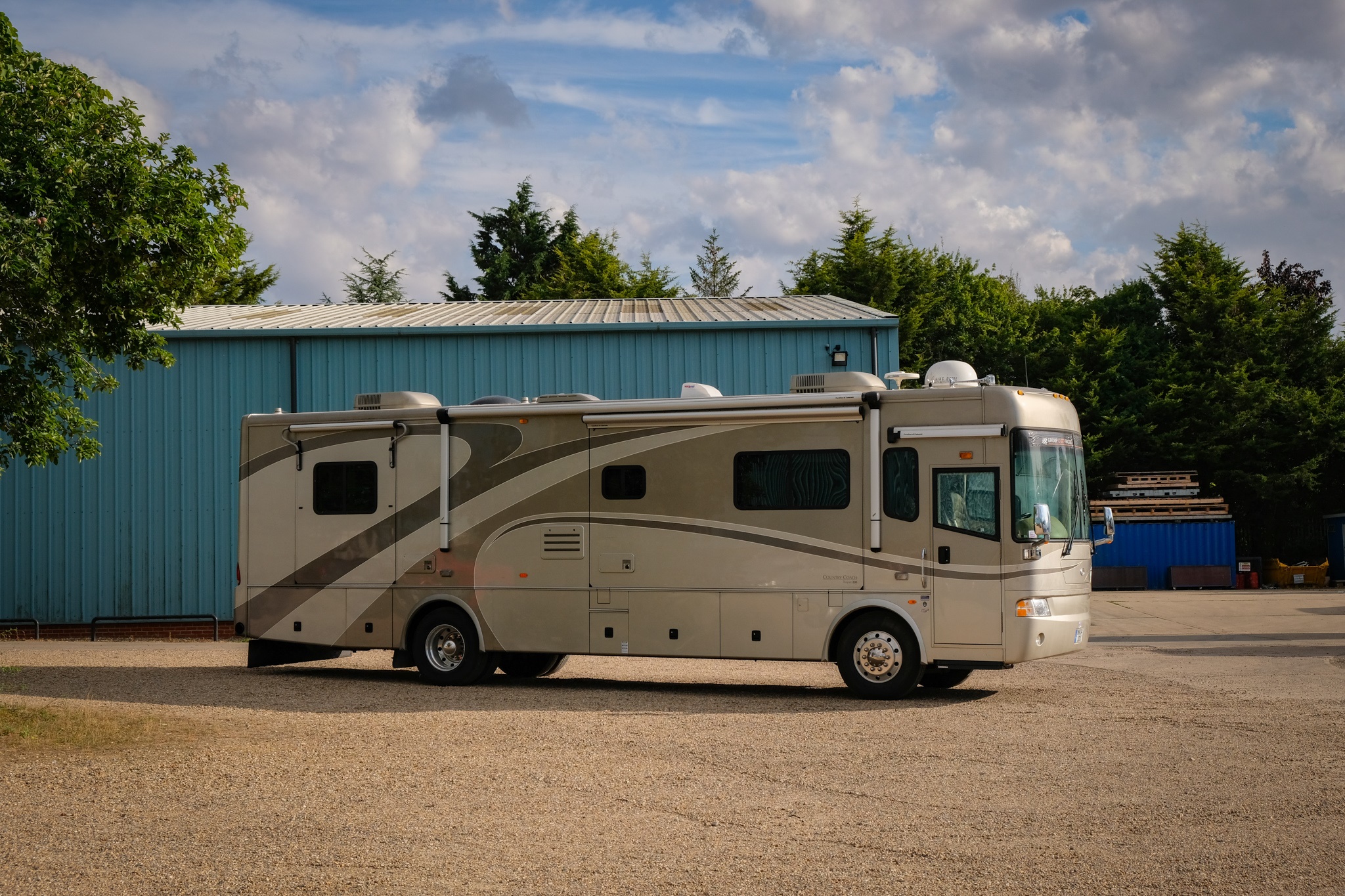 Lot 128 - 2004 Country Coach Inspire 330 RV