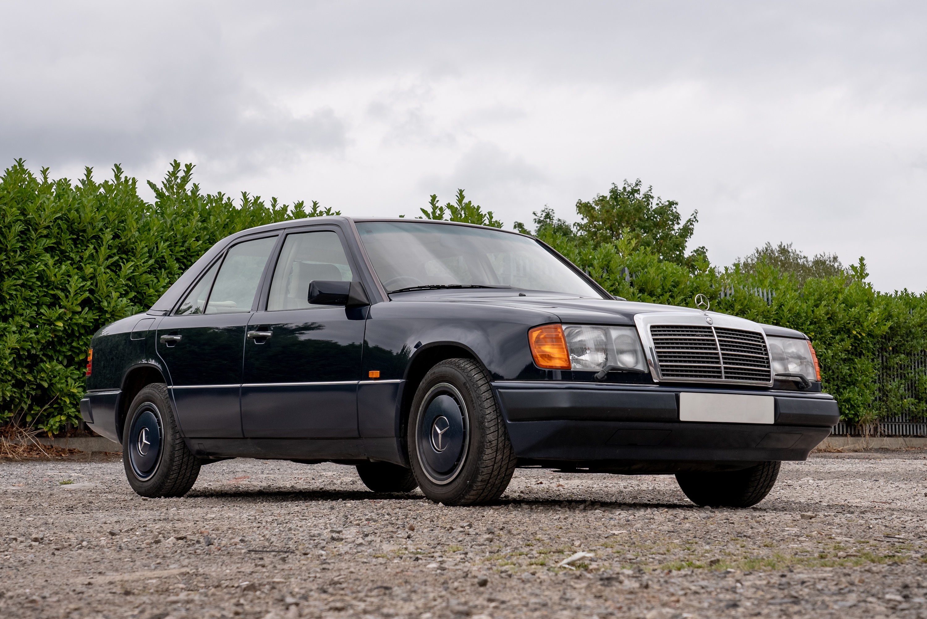 Lot 115 - 1990 Mercedes-Benz 260 E